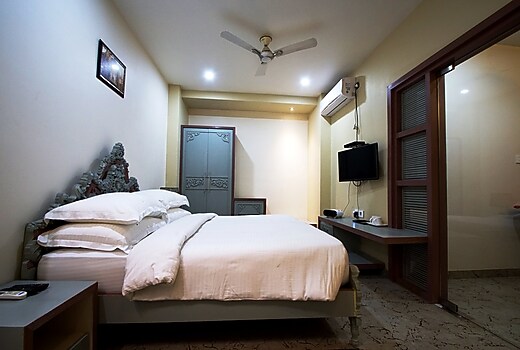 NEW HOTEL BROADWAY, Varanasi INR 339 OFF ( ̶2̶4̶4̶9̶ ) Hotel Price ...