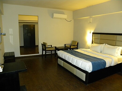 Centaur Lake View, Srinagar Hotel Price, Address & Reviews