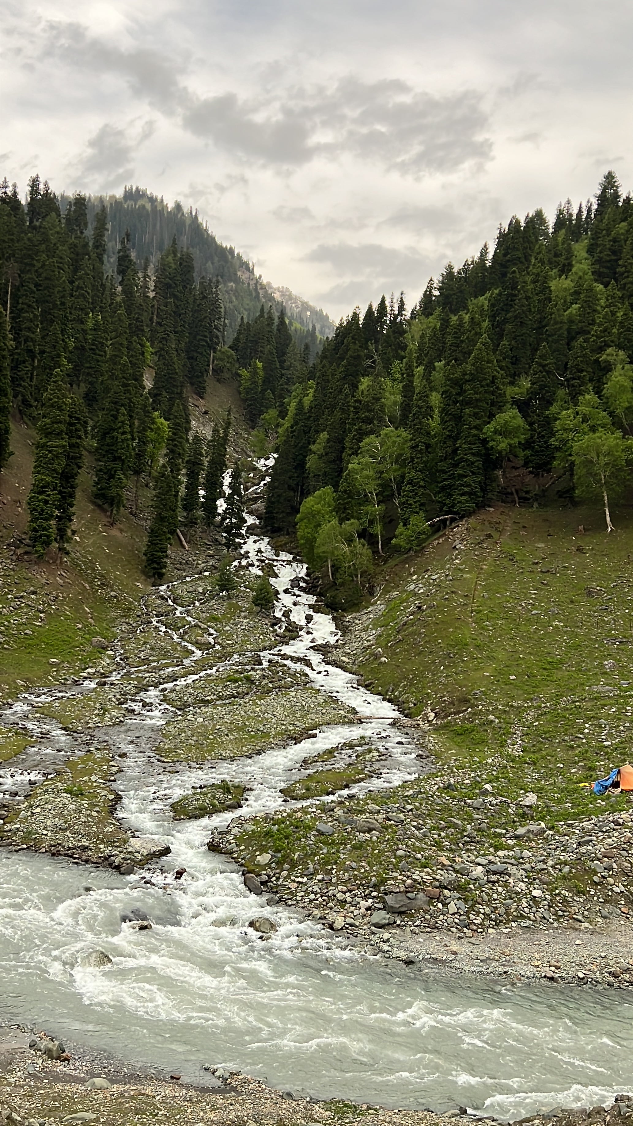 Karam Gold 𝗕𝗢𝗢𝗞 Srinagar Hotel 𝘄𝗶𝘁𝗵 𝗙𝗥𝗘𝗘 𝗖𝗮𝗻𝗰𝗲𝗹𝗹𝗮𝘁𝗶𝗼𝗻