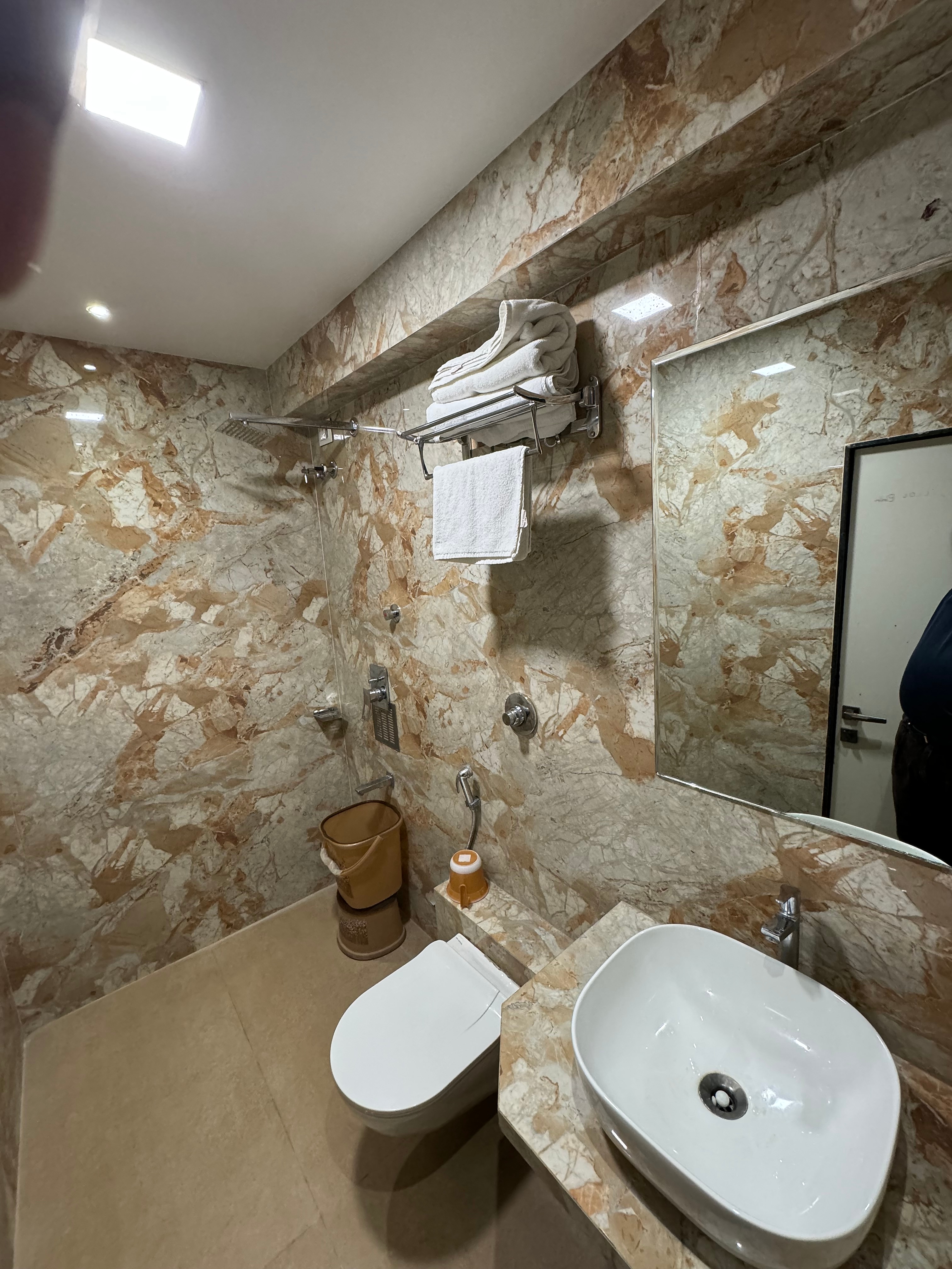 HOTEL PRIME SQUARE 𝗕𝗢𝗢𝗞 Daund Hotel 𝘄𝗶𝘁𝗵 𝗙𝗥𝗘𝗘 𝗖𝗮𝗻𝗰𝗲𝗹𝗹𝗮𝘁𝗶𝗼𝗻