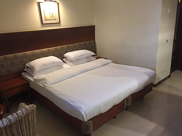 Hotel Solitaire 𝗕𝗢𝗢𝗞 Mumbai Hotel 𝘄𝗶𝘁𝗵 𝗙𝗥𝗘𝗘 𝗖𝗮𝗻𝗰𝗲𝗹𝗹𝗮𝘁𝗶𝗼𝗻