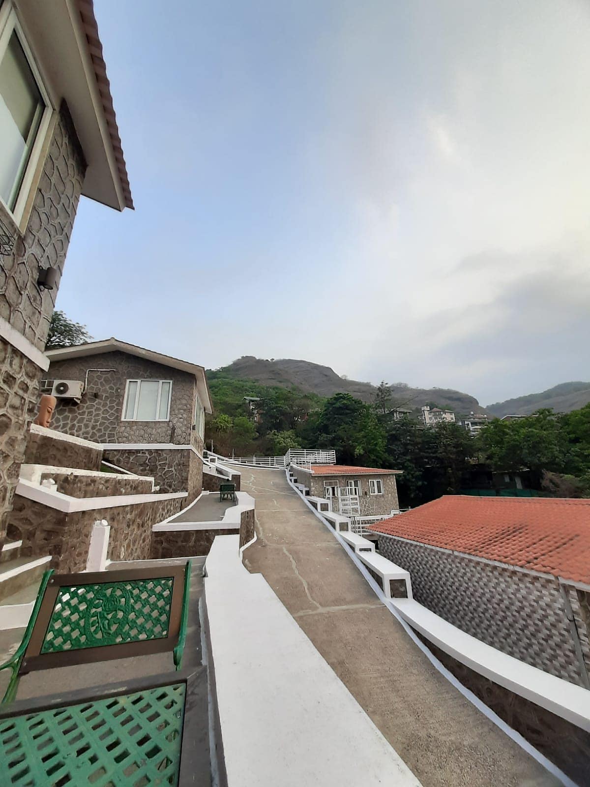 360 South, Lonavala 𝗕𝗢𝗢𝗞 Lonavala Resort 𝘄𝗶𝘁𝗵 ₹𝟬 𝗣𝗔𝗬𝗠𝗘𝗡𝗧