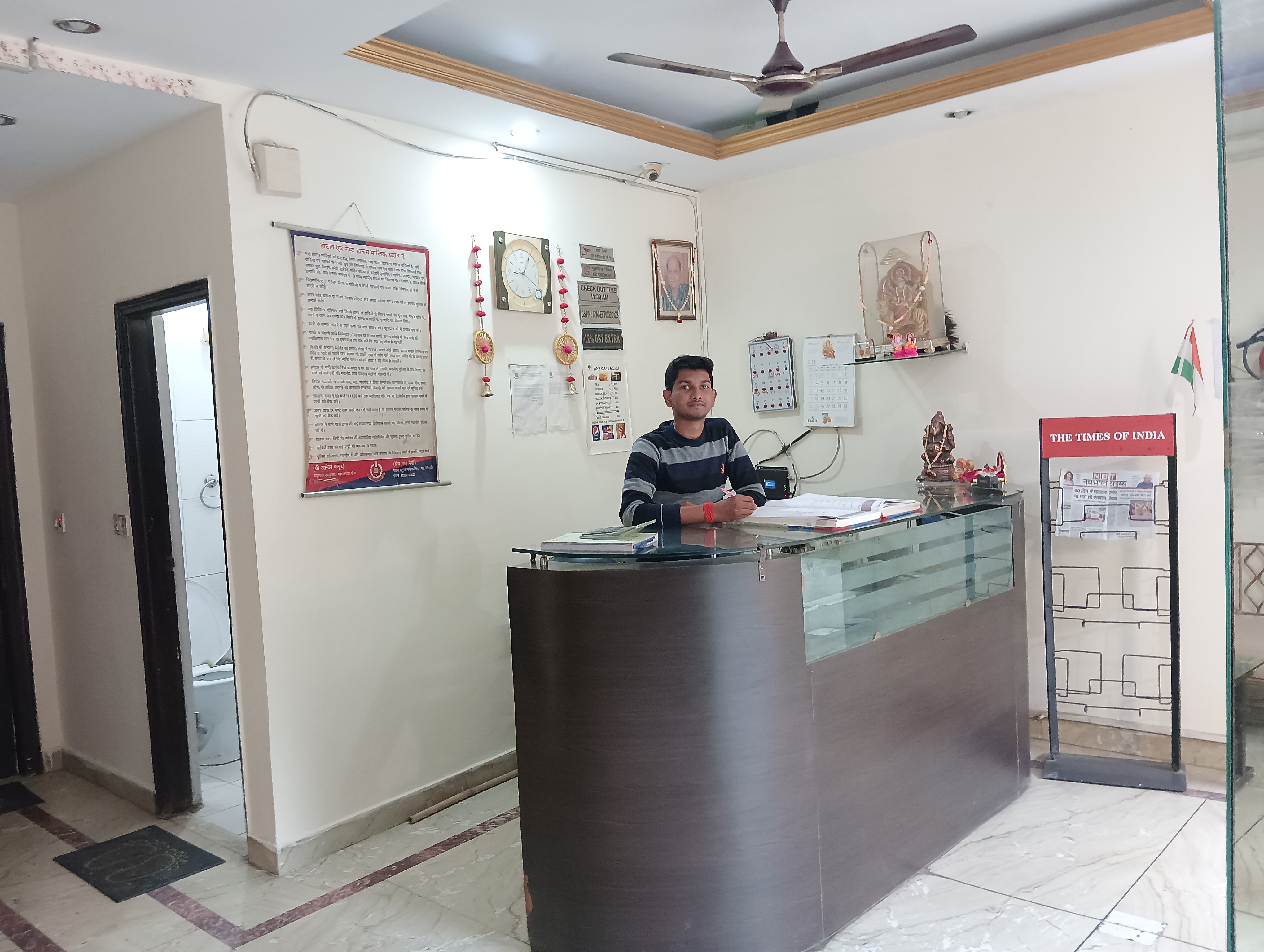 PUSHPAK PALACE-NEAR NEW DELHI RAILWAY STATION 𝗕𝗢𝗢𝗞 Delhi Guest House ...