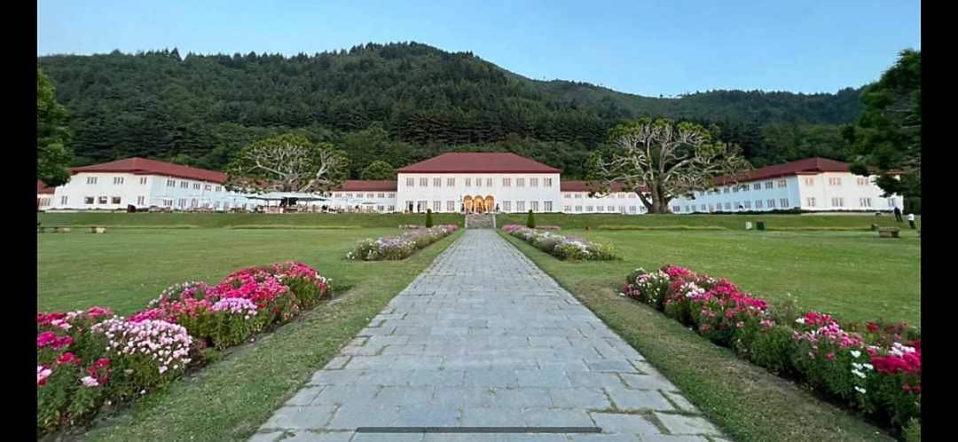 The LaLit Grand Palace Srinagar 𝗕𝗢𝗢𝗞 Srinagar Hotel 𝘄𝗶𝘁𝗵 ₹𝟬 𝗣𝗔𝗬𝗠𝗘𝗡𝗧