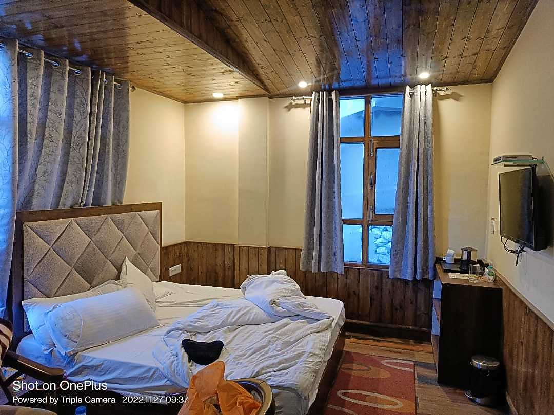Crossroads Shimla (near Mall Road) 𝗕𝗢𝗢𝗞 Shimla BnB 𝘄𝗶𝘁𝗵 ₹𝟬 𝗣𝗔𝗬𝗠𝗘𝗡𝗧