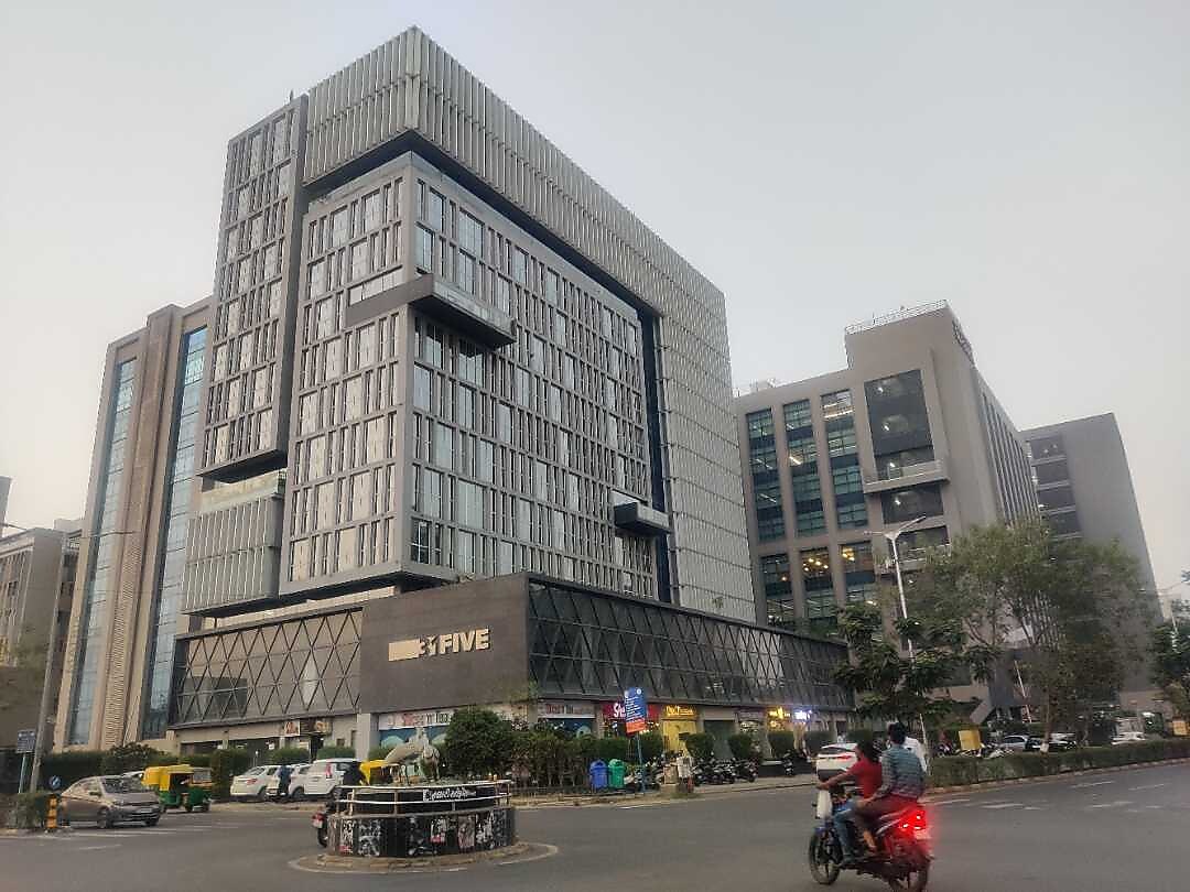 Blue Feathers Stays By One Tree 𝗕𝗢𝗢𝗞 Delhi Apart-hotel 𝘄𝗶𝘁𝗵 𝗙𝗥𝗘𝗘 ...