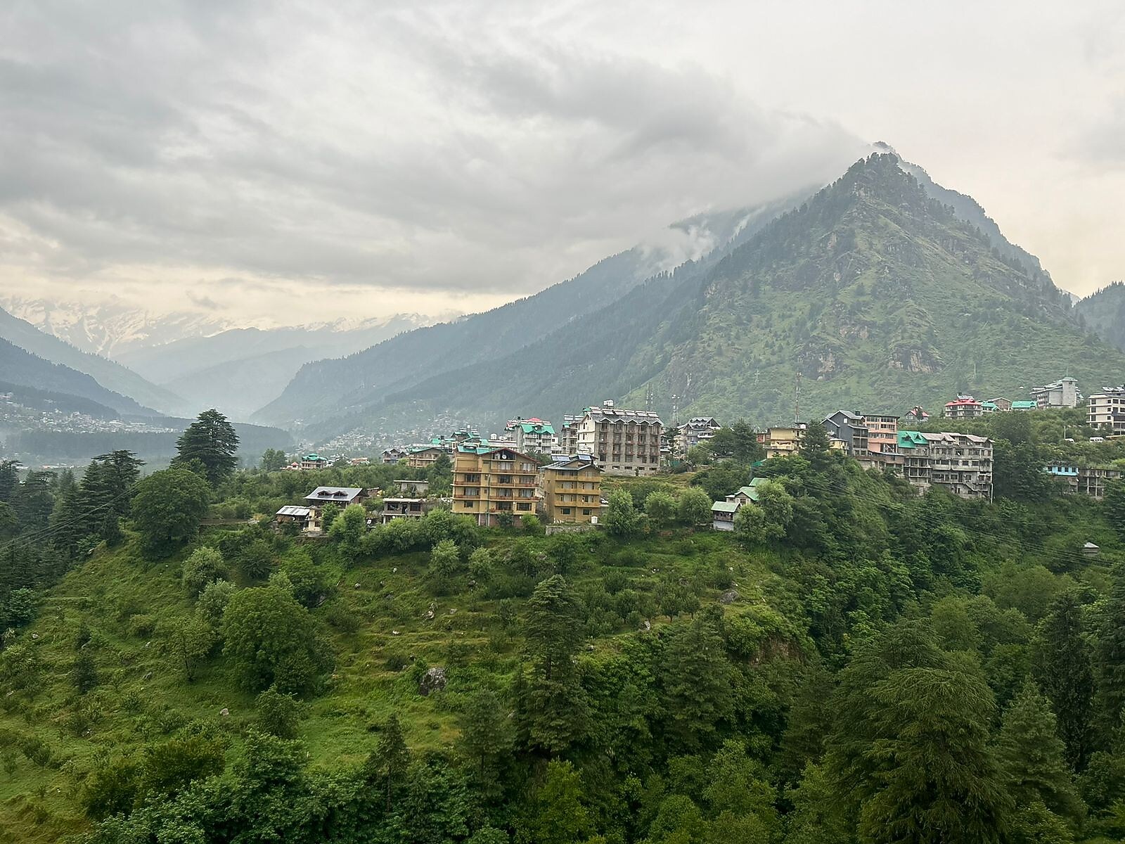 Tiaraa Hotels and Resorts Manali 𝗕𝗢𝗢𝗞 Manali Resort 𝘄𝗶𝘁𝗵 ₹𝟬 𝗣𝗔𝗬𝗠𝗘𝗡𝗧