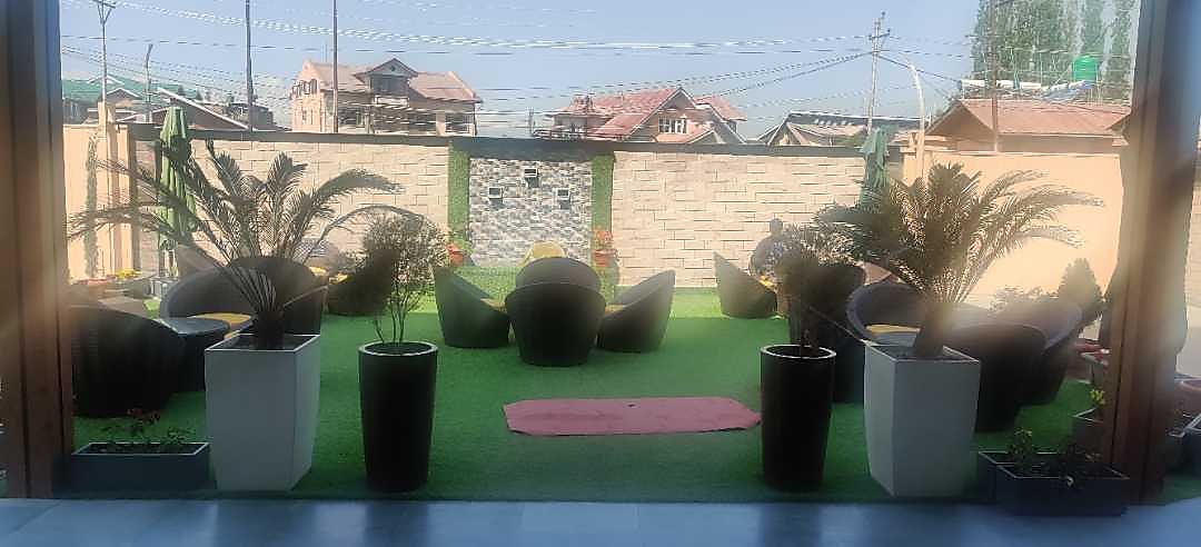 Karam Gold 𝗕𝗢𝗢𝗞 Srinagar Hotel 𝘄𝗶𝘁𝗵 𝗙𝗥𝗘𝗘 𝗖𝗮𝗻𝗰𝗲𝗹𝗹𝗮𝘁𝗶𝗼𝗻