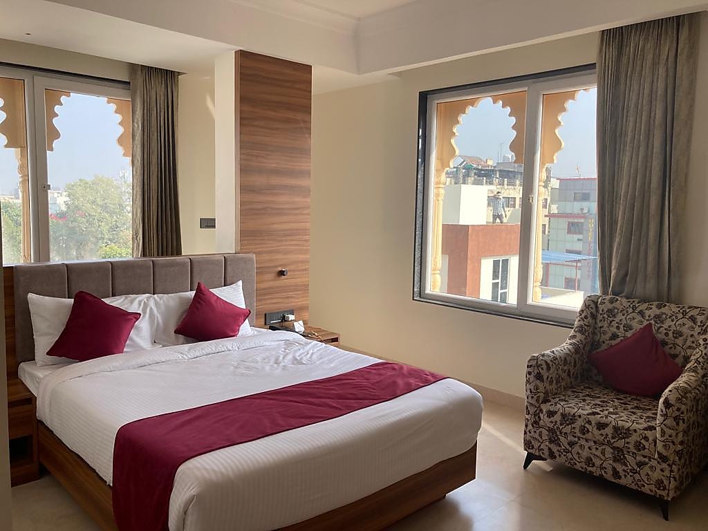 Raghunandan Palace - 500 Mtrs away from Railway Station 𝗕𝗢𝗢𝗞 Udaipur ...