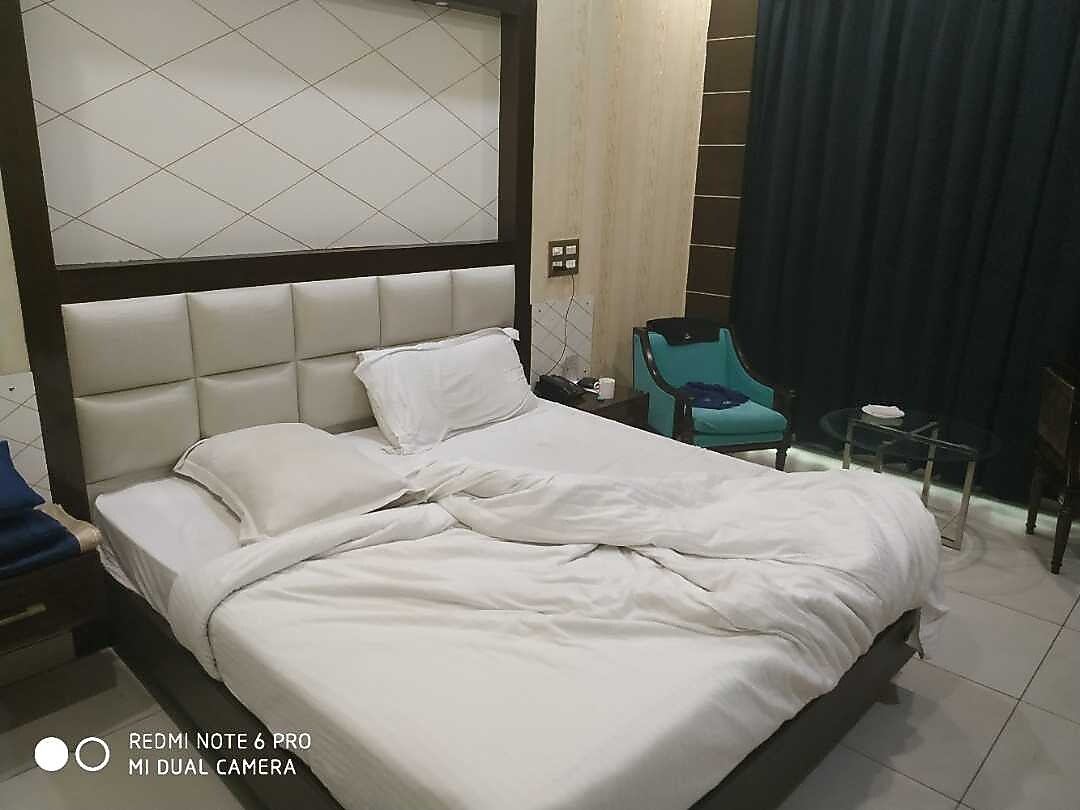 Hotel KC Cross Road 100% Money Back 𝗕𝗢𝗢𝗞 Panchkula Hotel 𝘄𝗶𝘁𝗵 𝗙𝗥𝗘𝗘 ...
