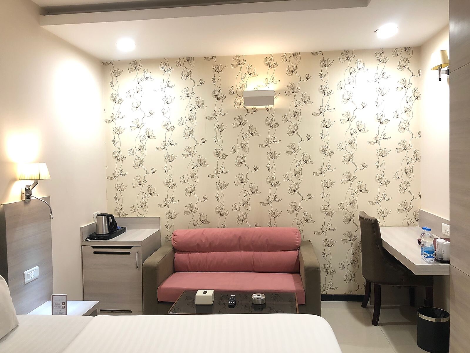 Hotel Varun 𝗕𝗢𝗢𝗞 Guna Hotel 𝘄𝗶𝘁𝗵 ₹𝟬 𝗣𝗔𝗬𝗠𝗘𝗡𝗧