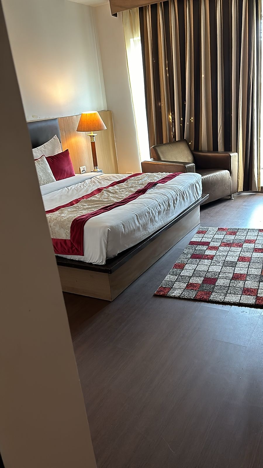 The Embassy Inn, Sector 19, Noida 𝗕𝗢𝗢𝗞 Noida Hotel 𝘄𝗶𝘁𝗵 𝗙𝗥𝗘𝗘 𝗖𝗮𝗻𝗰𝗲𝗹𝗹𝗮𝘁𝗶𝗼𝗻