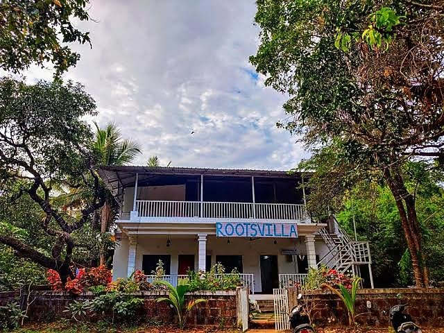 Rootsvilla Vagator- Longstays and coworking Hostel 𝗕𝗢𝗢𝗞 Goa Hostel 𝘄𝗶𝘁𝗵 ...