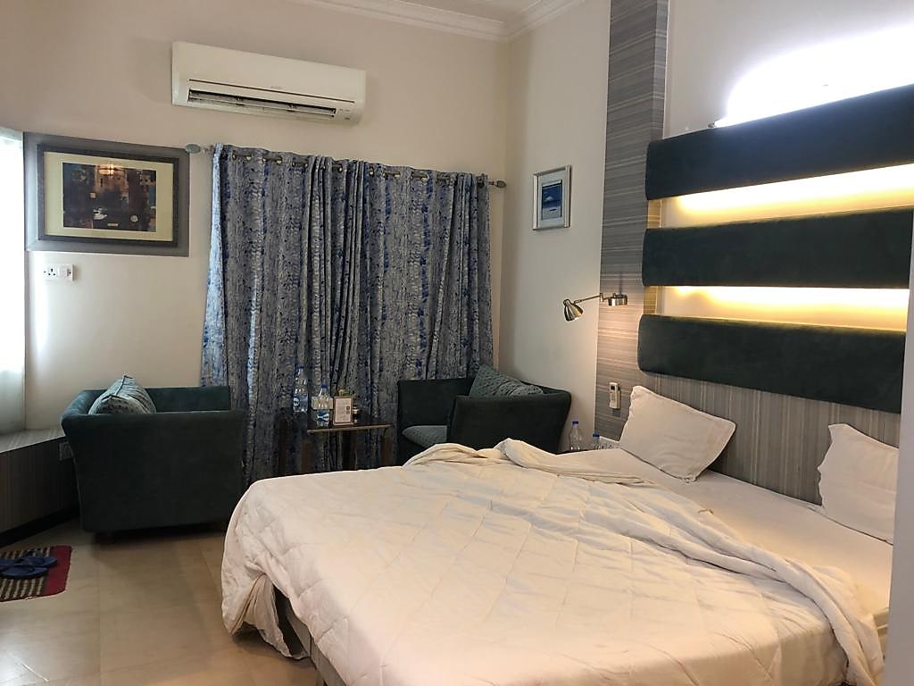 Hotel Varun 𝗕𝗢𝗢𝗞 Guna Hotel 𝘄𝗶𝘁𝗵 𝗙𝗥𝗘𝗘 𝗖𝗮𝗻𝗰𝗲𝗹𝗹𝗮𝘁𝗶𝗼𝗻