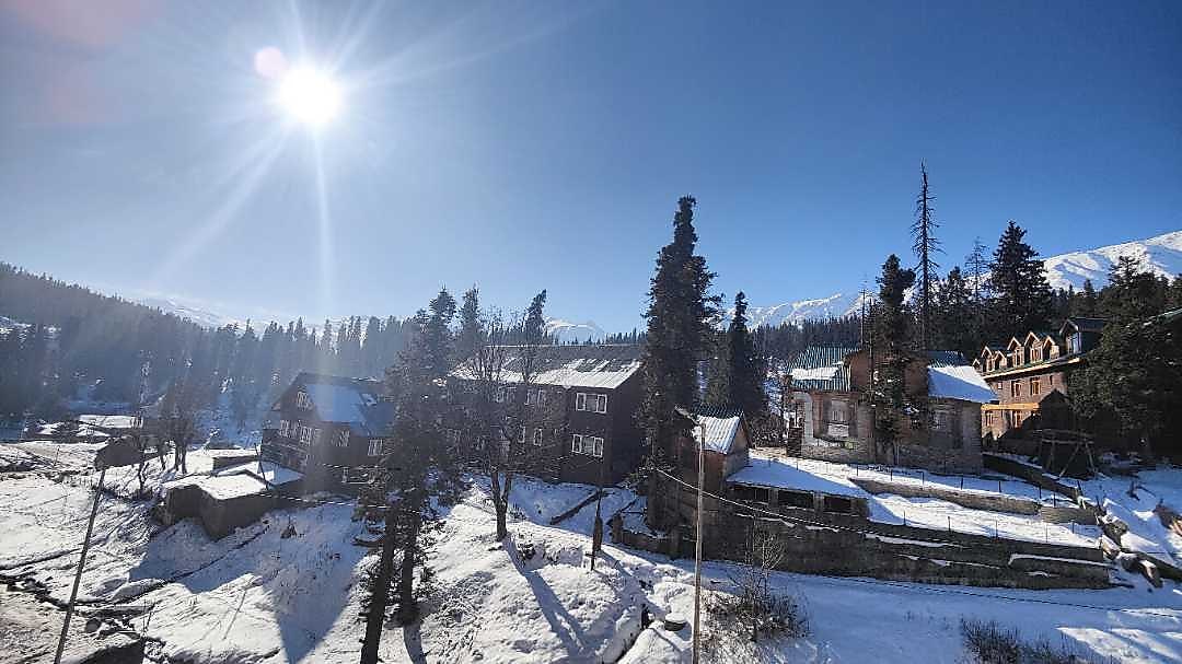 Pine Spring Resort Gulmarg 𝗕𝗢𝗢𝗞 Gulmarg Hotel 𝘄𝗶𝘁𝗵 𝗙𝗥𝗘𝗘 𝗖𝗮𝗻𝗰𝗲𝗹𝗹𝗮𝘁𝗶𝗼𝗻