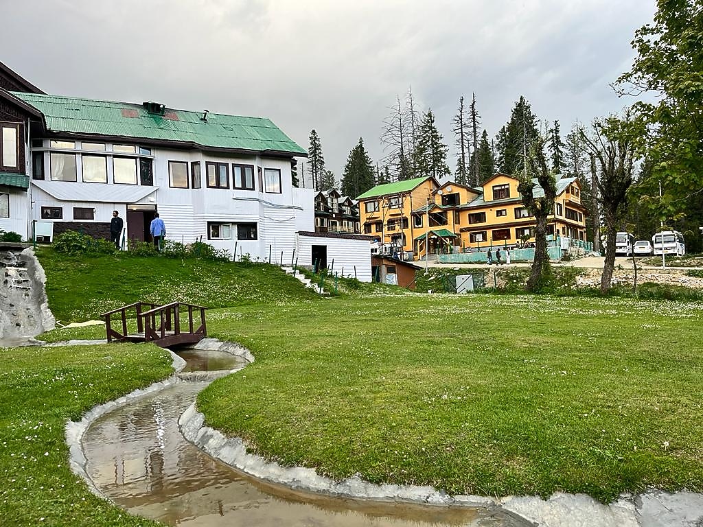 Pine Palace Resort 𝗕𝗢𝗢𝗞 Gulmarg Resort 𝘄𝗶𝘁𝗵 𝗙𝗥𝗘𝗘 𝗖𝗮𝗻𝗰𝗲𝗹𝗹𝗮𝘁𝗶𝗼𝗻