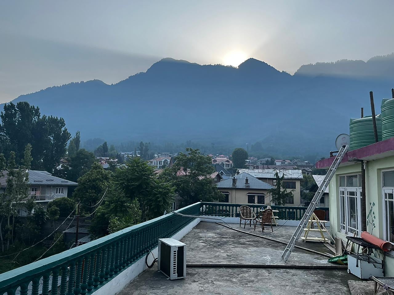 Zostel Srinagar 𝗕𝗢𝗢𝗞 Srinagar Hostel 𝘄𝗶𝘁𝗵 ₹𝟬 𝗣𝗔𝗬𝗠𝗘𝗡𝗧