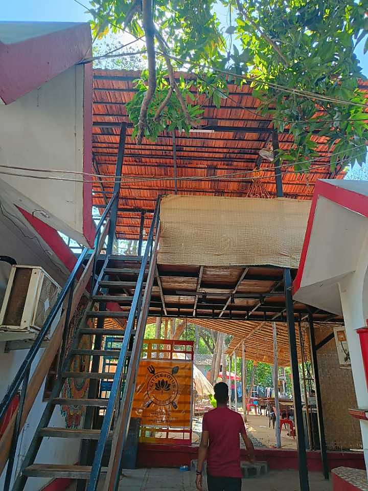 MITRA HOSTEL VAGATOR BEACH ROAD 𝗕𝗢𝗢𝗞 Goa Hostel 𝘄𝗶𝘁𝗵 𝗙𝗥𝗘𝗘 𝗖𝗮𝗻𝗰𝗲𝗹𝗹𝗮𝘁𝗶𝗼𝗻
