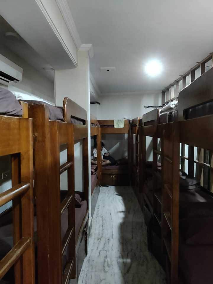 Pearl Courtyard Hostel | AC Dorms 𝗕𝗢𝗢𝗞 Varanasi Hostel 𝘄𝗶𝘁𝗵 𝗙𝗥𝗘𝗘 ...