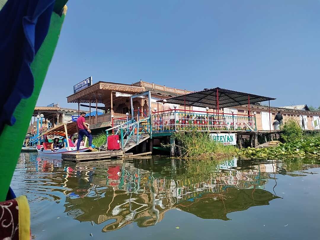 Heevan Houseboat Best Rates on Srinagar Hotel Deals, Reviews & Photos