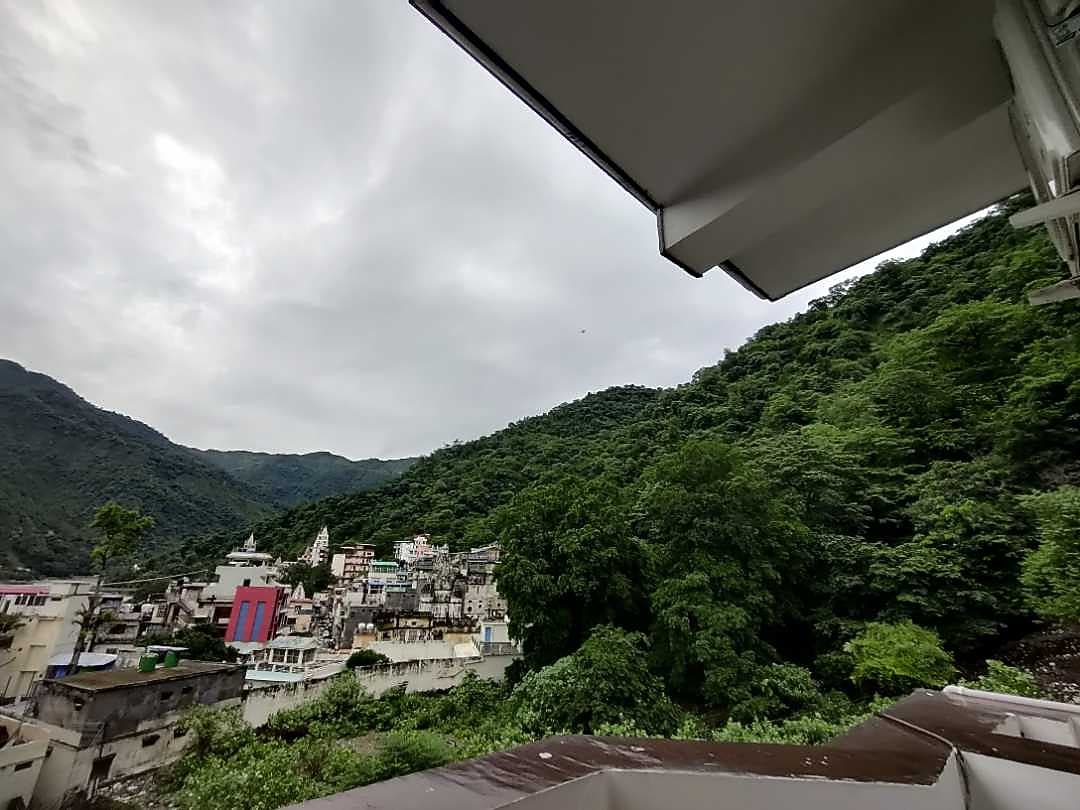 Hotel Manikut 𝗕𝗢𝗢𝗞 Rishikesh Hotel 𝘄𝗶𝘁𝗵 𝗙𝗥𝗘𝗘 𝗖𝗮𝗻𝗰𝗲𝗹𝗹𝗮𝘁𝗶𝗼𝗻