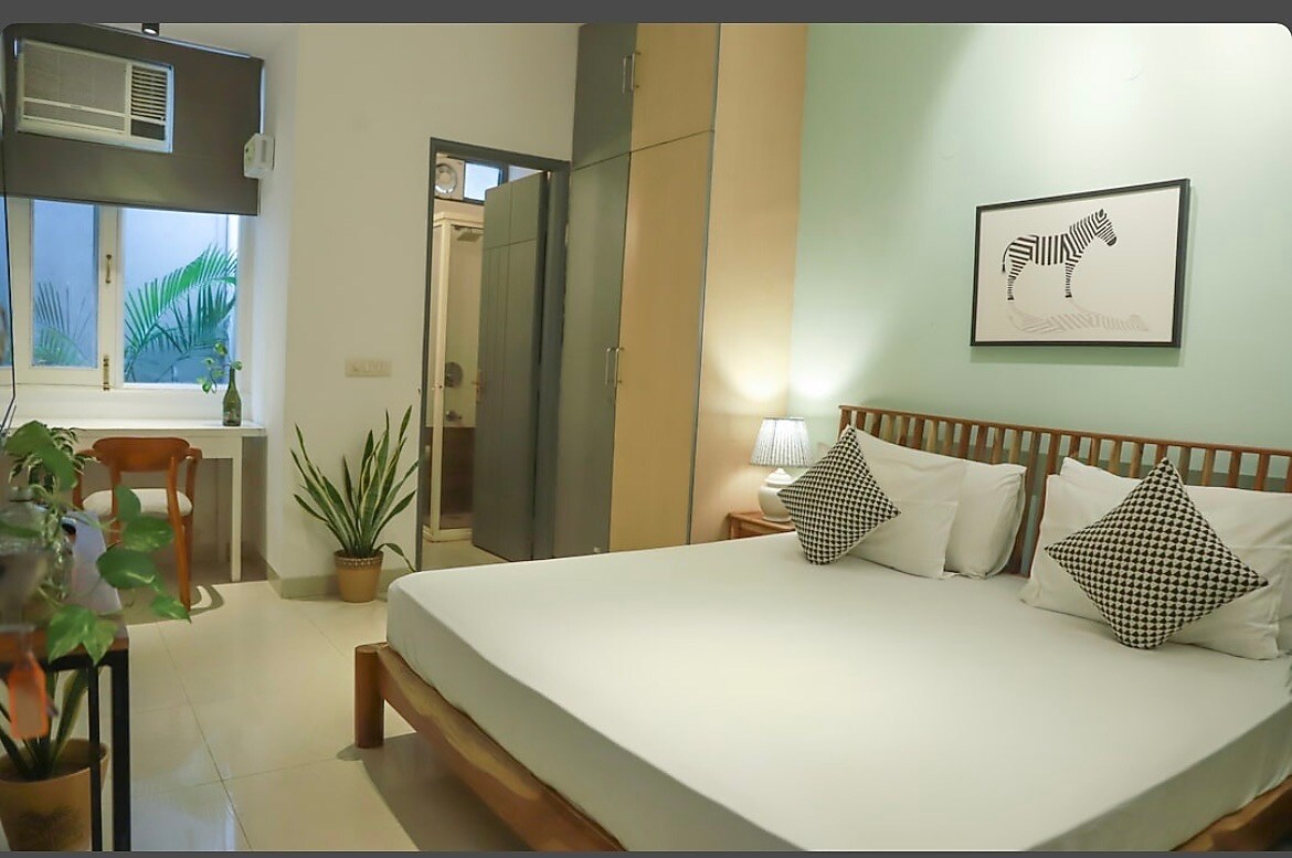 Blue Feathers Stays By One Tree 𝗕𝗢𝗢𝗞 Delhi Apart-hotel 𝘄𝗶𝘁𝗵 𝗙𝗥𝗘𝗘 ...