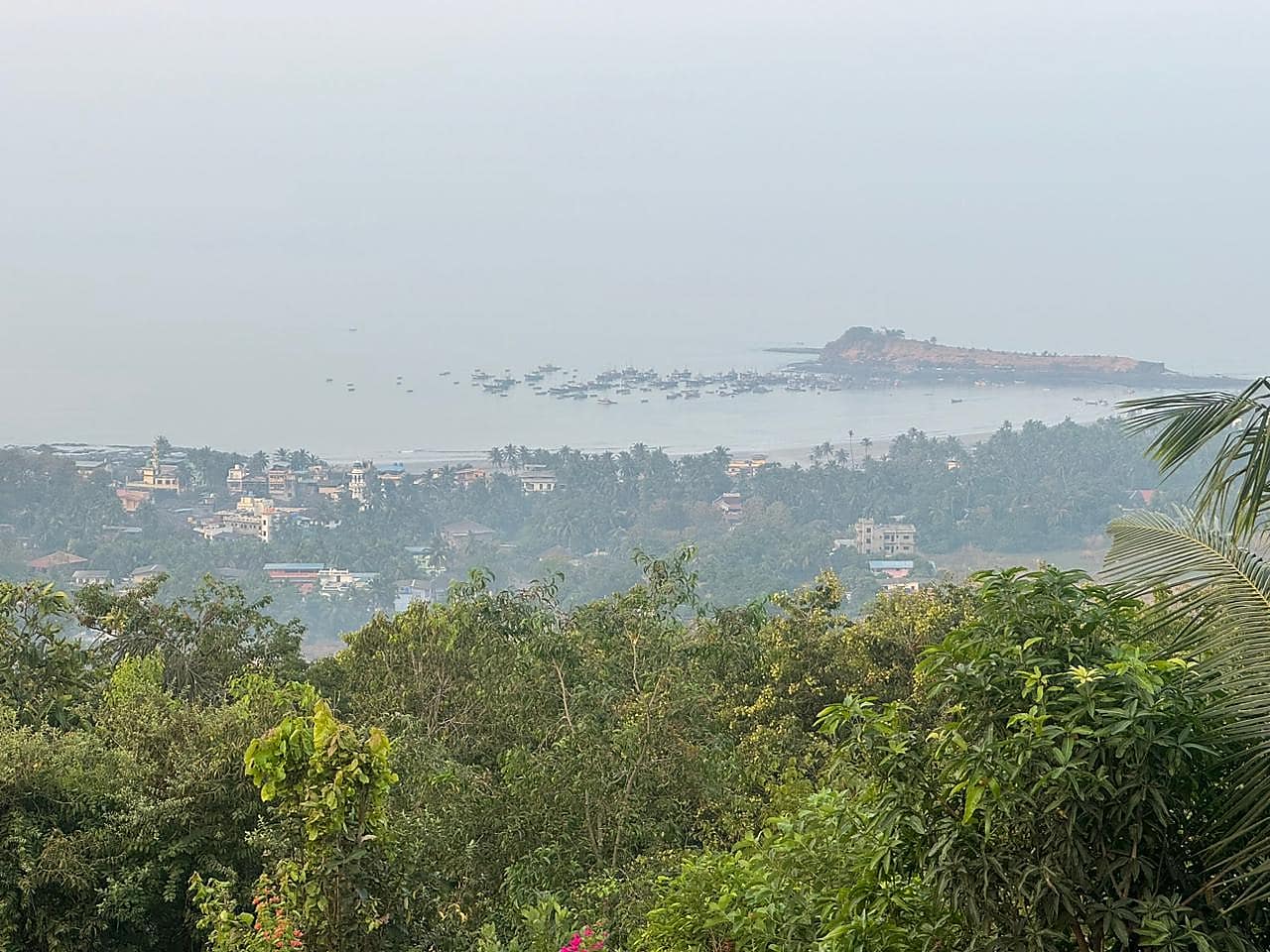 Lemon Tree Hotel Dapoli 𝗕𝗢𝗢𝗞 Dapoli Hotel 𝘄𝗶𝘁𝗵 ₹𝟬 𝗣𝗔𝗬𝗠𝗘𝗡𝗧