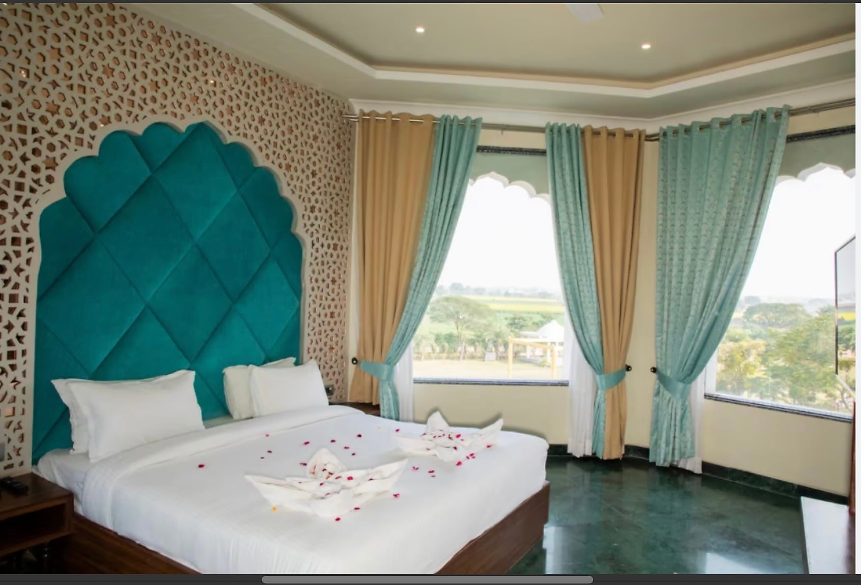 Reviews of Indralok Palace Hotel & Resort - Resort in Morena