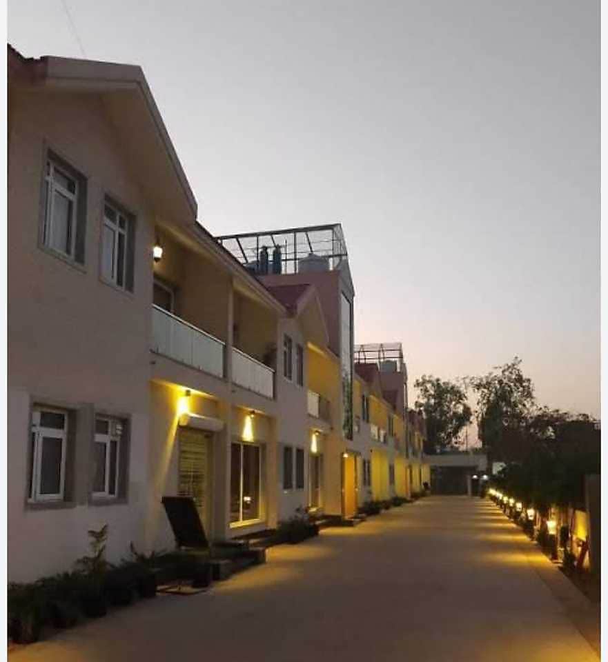 Mukut Mani : Hotel & Banquet 𝗕𝗢𝗢𝗞 Govardhan Hotel 𝘄𝗶𝘁𝗵 𝗙𝗥𝗘𝗘 𝗖𝗮𝗻𝗰𝗲𝗹𝗹𝗮𝘁𝗶𝗼𝗻