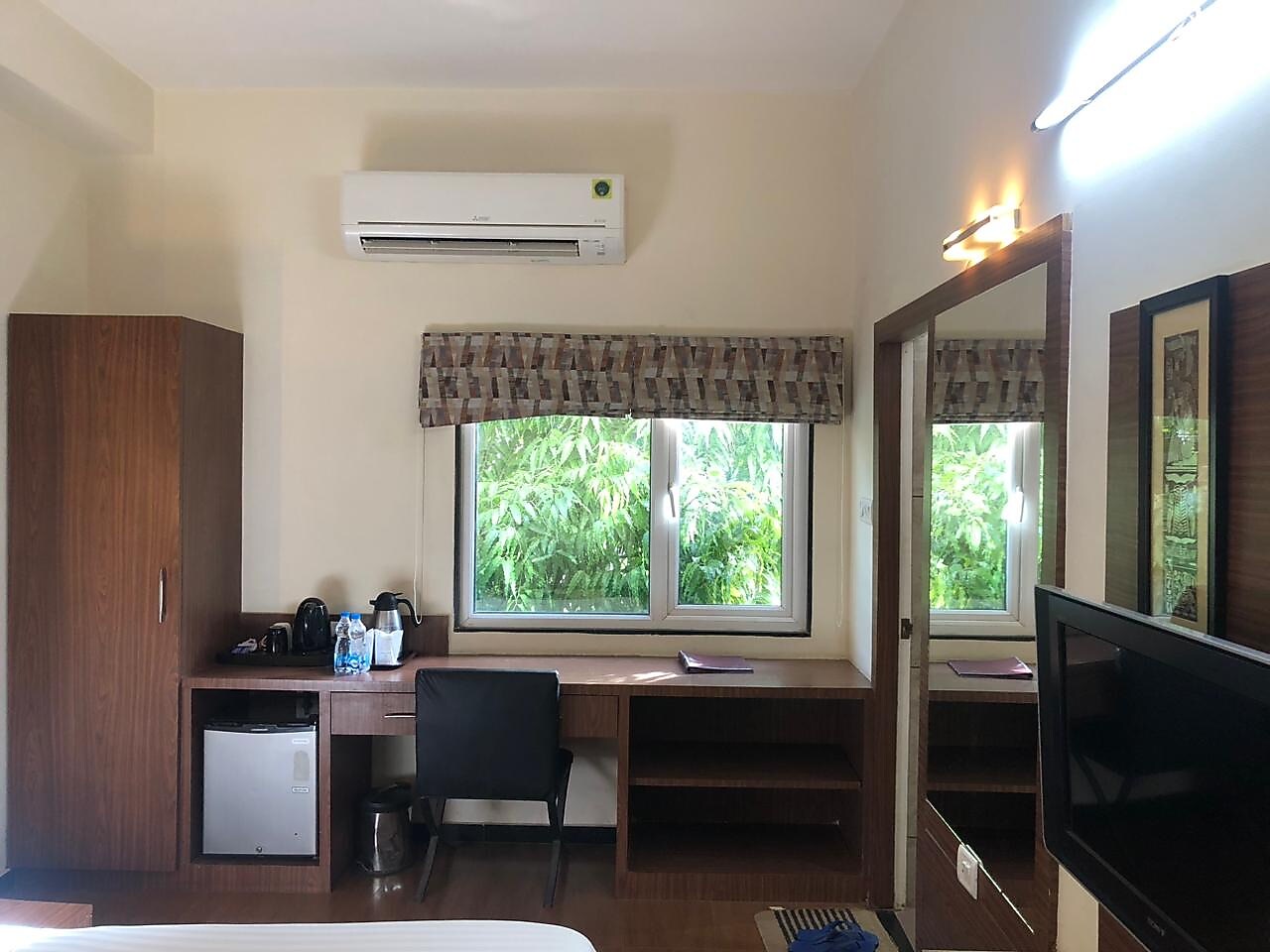 Hotel Varun 𝗕𝗢𝗢𝗞 Guna Hotel 𝘄𝗶𝘁𝗵 𝗙𝗥𝗘𝗘 𝗖𝗮𝗻𝗰𝗲𝗹𝗹𝗮𝘁𝗶𝗼𝗻