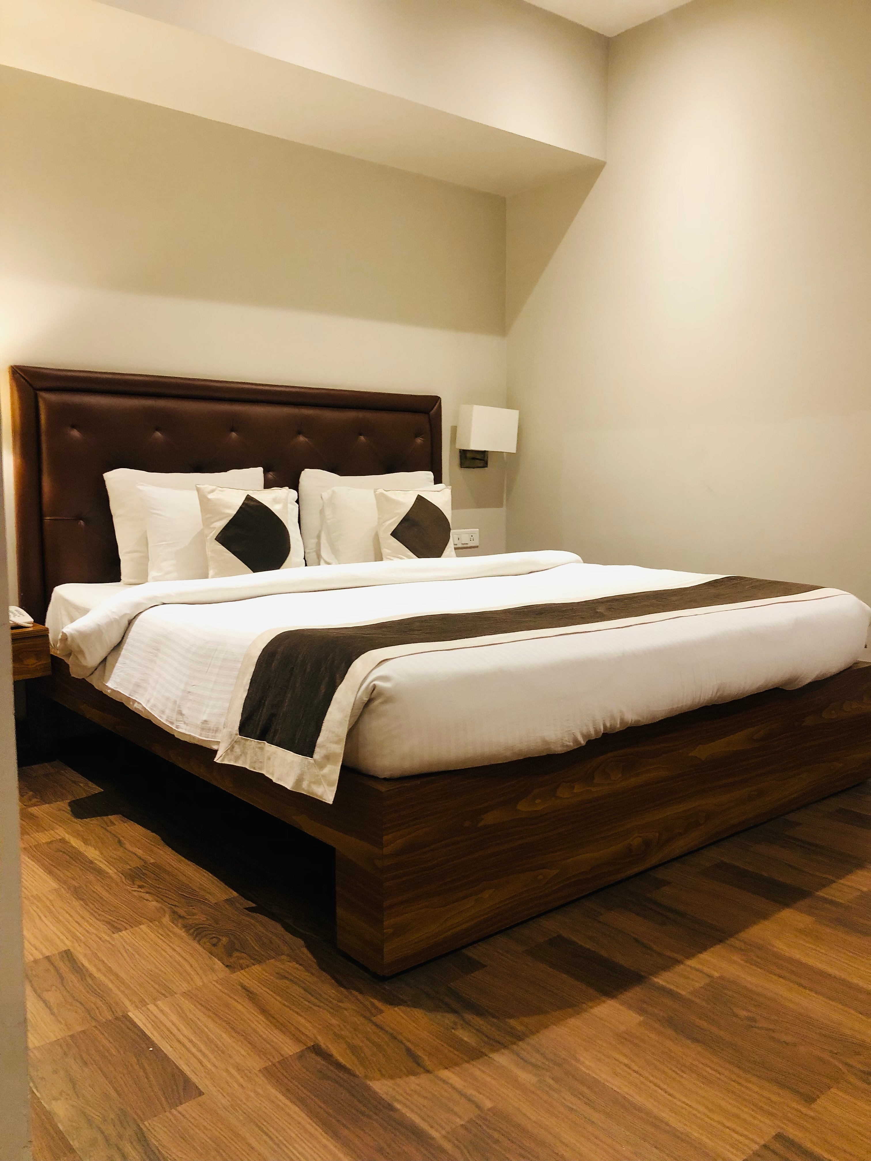 Neel Clarks Inn Express 𝗕𝗢𝗢𝗞 Agra Hotel 𝘄𝗶𝘁𝗵 𝗙𝗥𝗘𝗘 𝗖𝗮𝗻𝗰𝗲𝗹𝗹𝗮𝘁𝗶𝗼𝗻