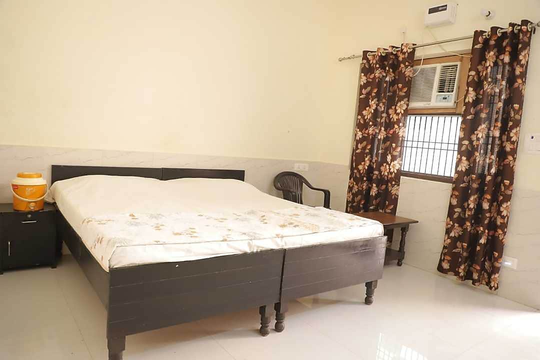 Radha Madhav Ashram Vrindavan 𝗕𝗢𝗢𝗞 Vrindavan Aashram 𝘄𝗶𝘁𝗵 ₹𝟬 𝗣𝗔𝗬𝗠𝗘𝗡𝗧