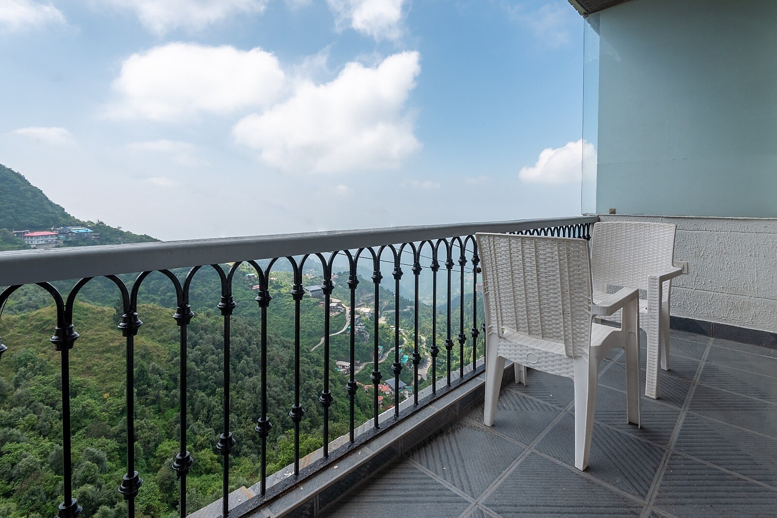Shining hills by Lawrence Hotels 𝗕𝗢𝗢𝗞 Mussoorie Hotel 𝘄𝗶𝘁𝗵 ₹𝟬 𝗣𝗔𝗬𝗠𝗘𝗡𝗧