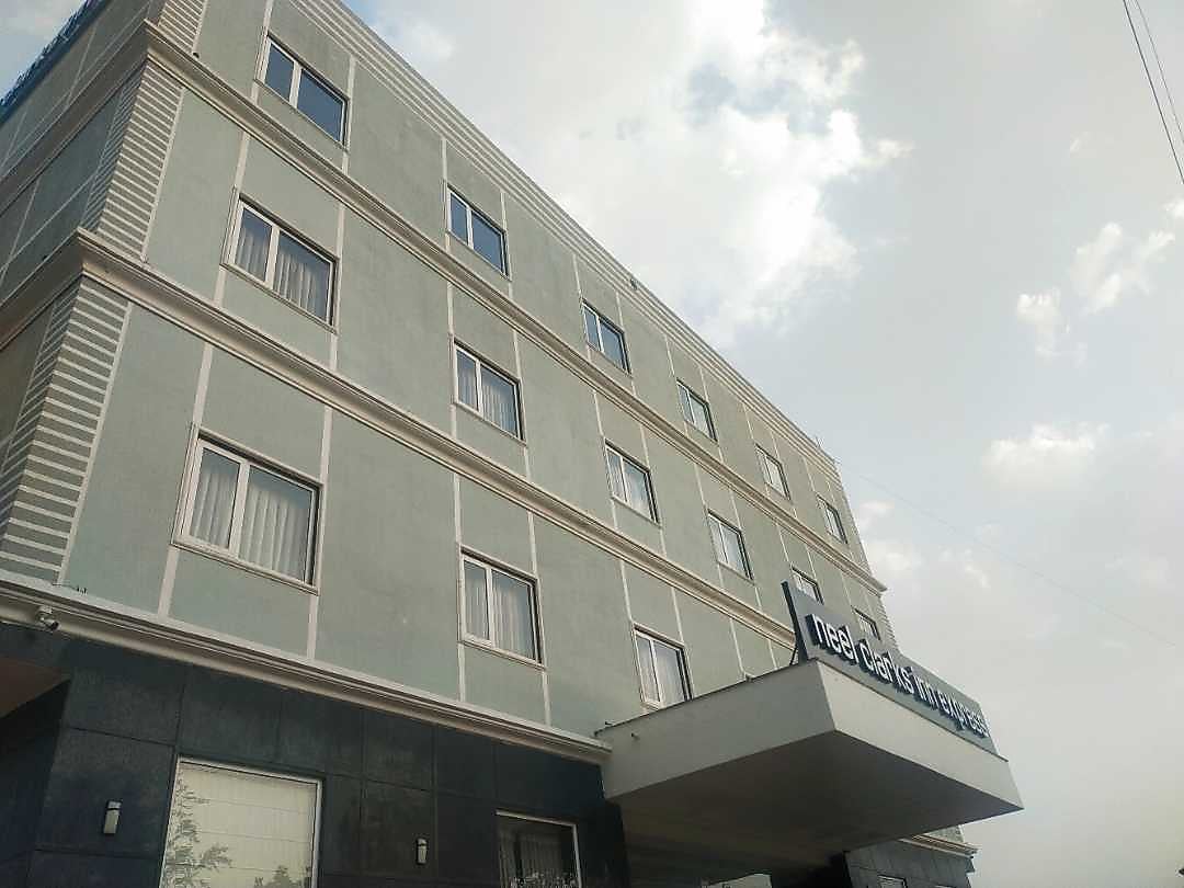 Neel Clarks Inn Express 𝗕𝗢𝗢𝗞 Agra Hotel 𝘄𝗶𝘁𝗵 𝗙𝗥𝗘𝗘 𝗖𝗮𝗻𝗰𝗲𝗹𝗹𝗮𝘁𝗶𝗼𝗻
