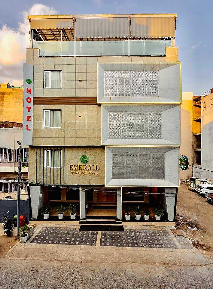 HOTEL EMERALD 𝗕𝗢𝗢𝗞 Bhopal Hotel 𝘄𝗶𝘁𝗵 𝗙𝗥𝗘𝗘 𝗖𝗮𝗻𝗰𝗲𝗹𝗹𝗮𝘁𝗶𝗼𝗻