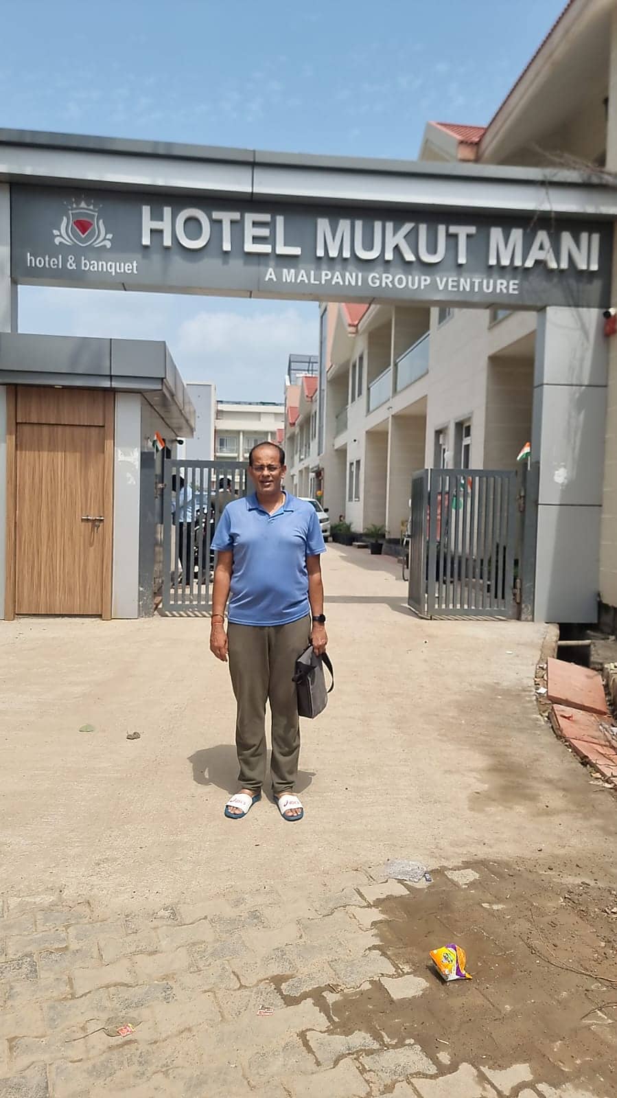 Mukut Mani : Hotel & Banquet 𝗕𝗢𝗢𝗞 Govardhan Hotel 𝘄𝗶𝘁𝗵 ₹𝟬 𝗣𝗔𝗬𝗠𝗘𝗡𝗧