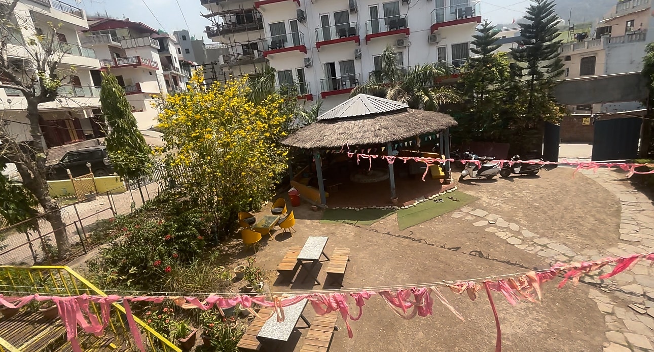 The 12 Monks Hostel | Rooms & Dorms 𝗕𝗢𝗢𝗞 Rishikesh Hostel 𝘄𝗶𝘁𝗵 𝗙𝗥𝗘𝗘 ...