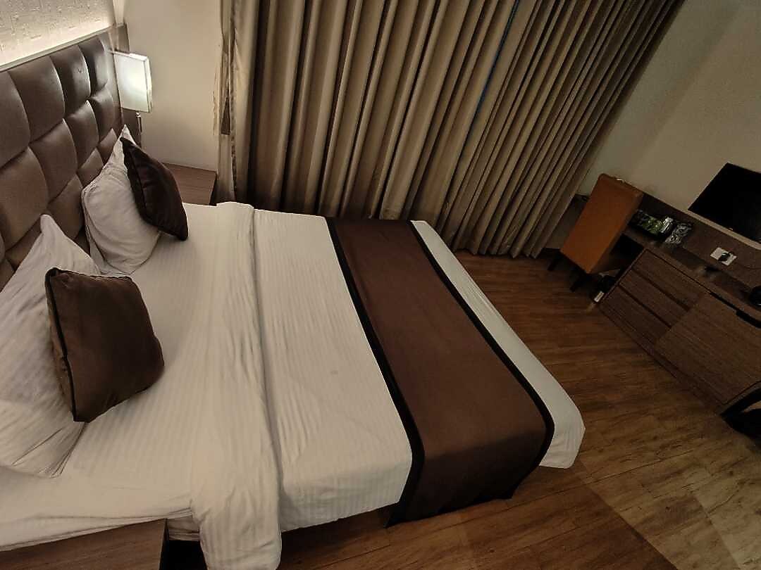 LYNQ AERO 𝗕𝗢𝗢𝗞 Kolkata Hotel 𝘄𝗶𝘁𝗵 𝗙𝗥𝗘𝗘 𝗖𝗮𝗻𝗰𝗲𝗹𝗹𝗮𝘁𝗶𝗼𝗻