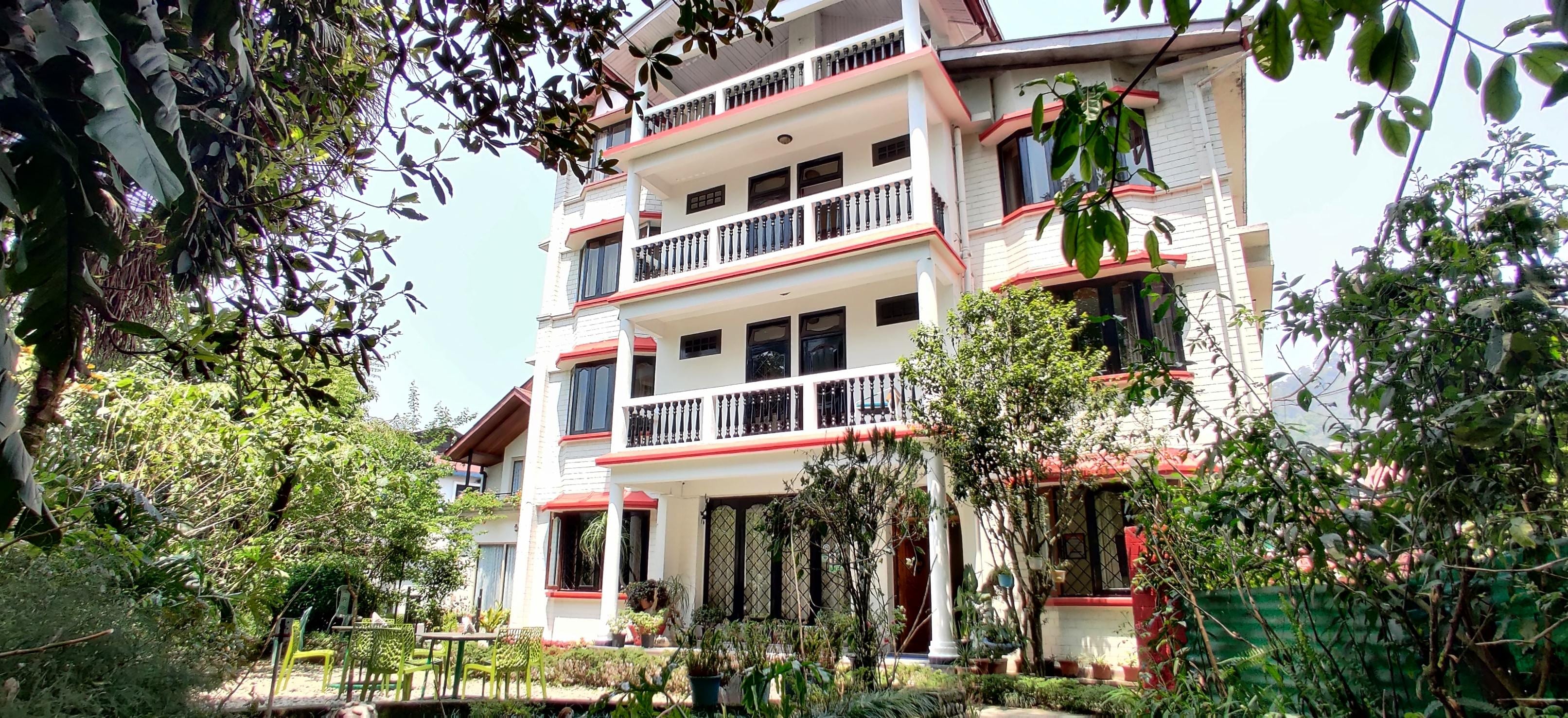 White Conch Residency (350 Meters from MG Marg) 𝗕𝗢𝗢𝗞 Gangtok Hotel