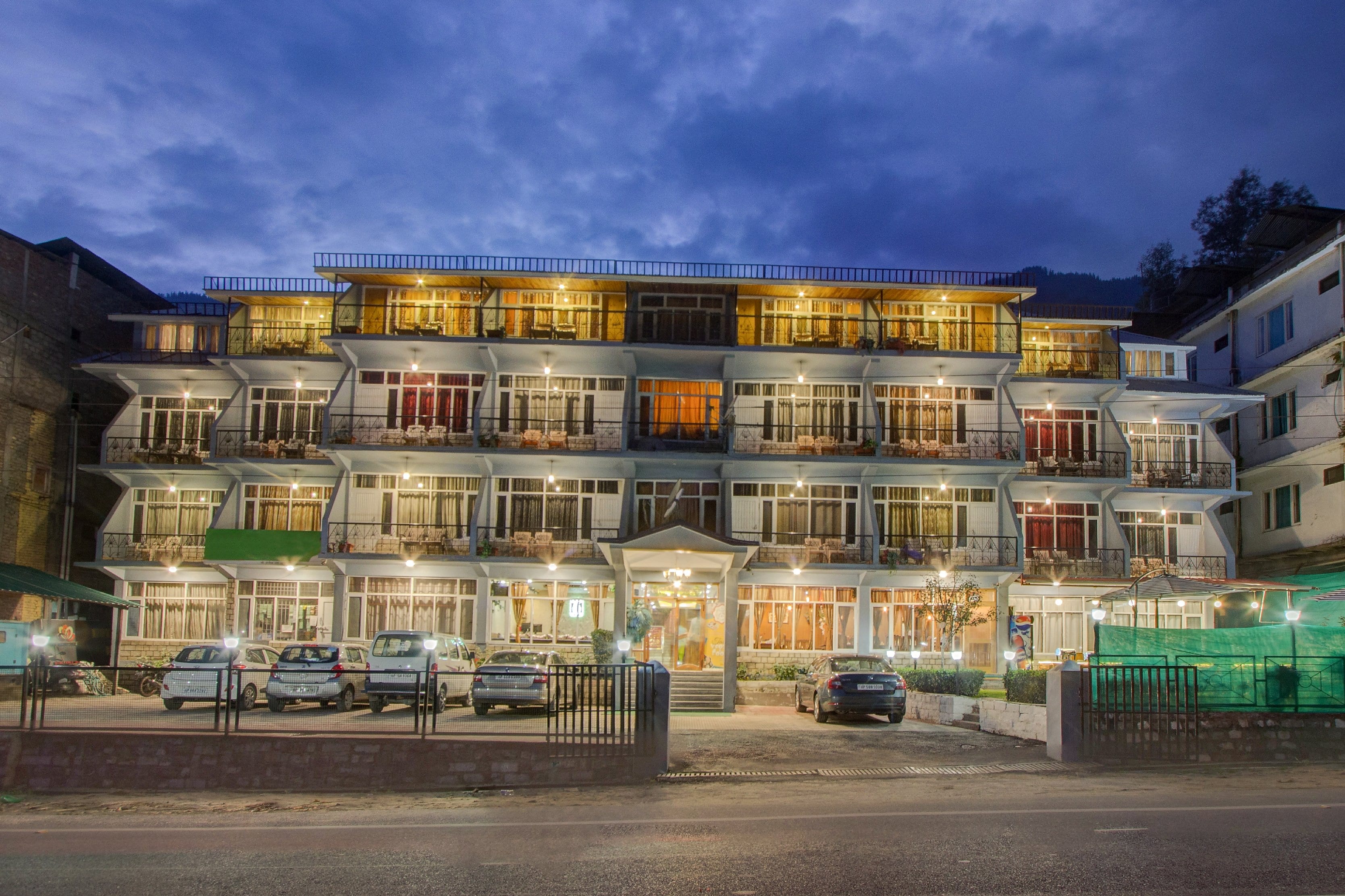 Hotel Natraj (500 Mtrs from Volvo Bus Stand) 𝗕𝗢𝗢𝗞 Manali Hotel