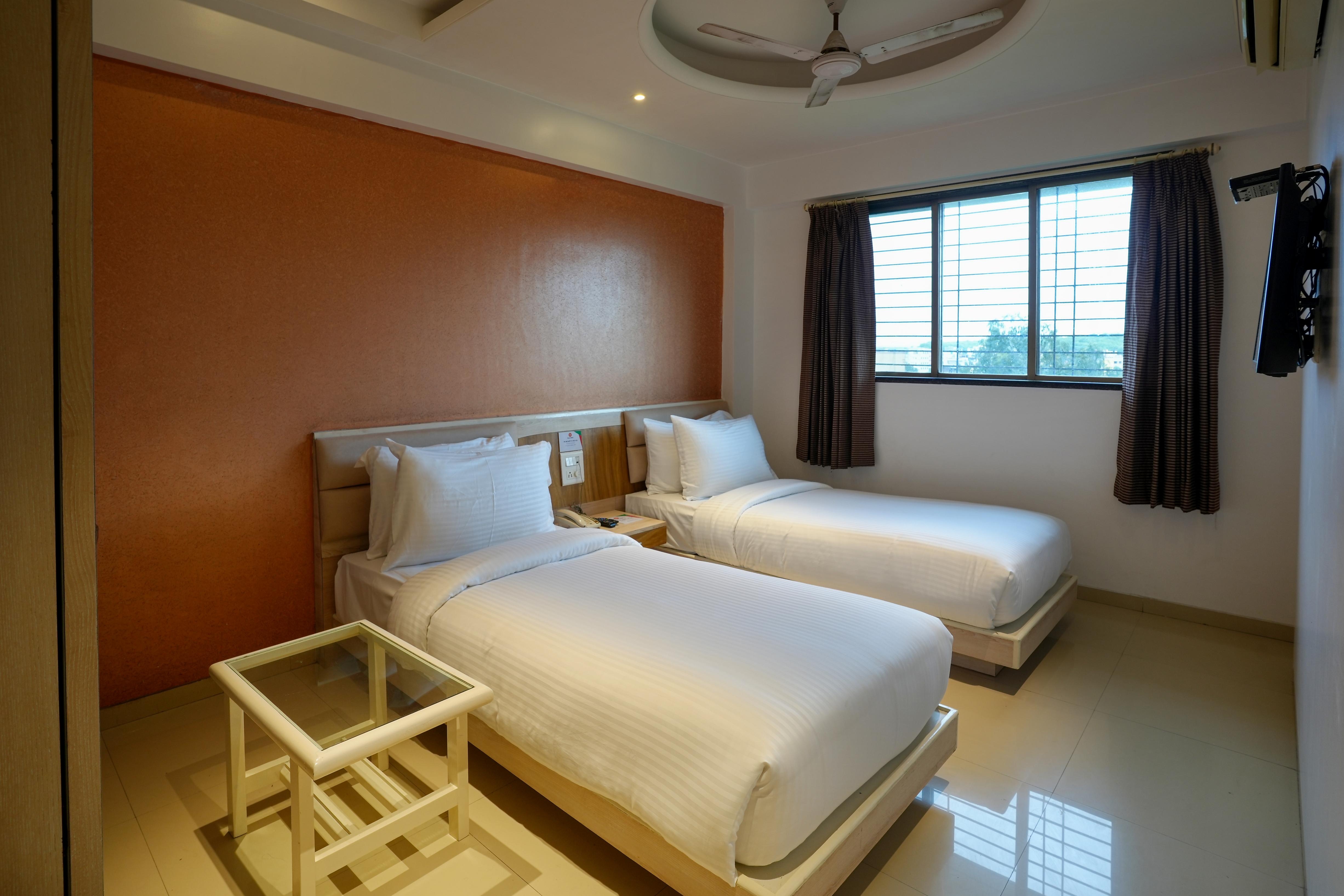 Rester Select Chakan, Pune 𝗕𝗢𝗢𝗞 Pune Hotel