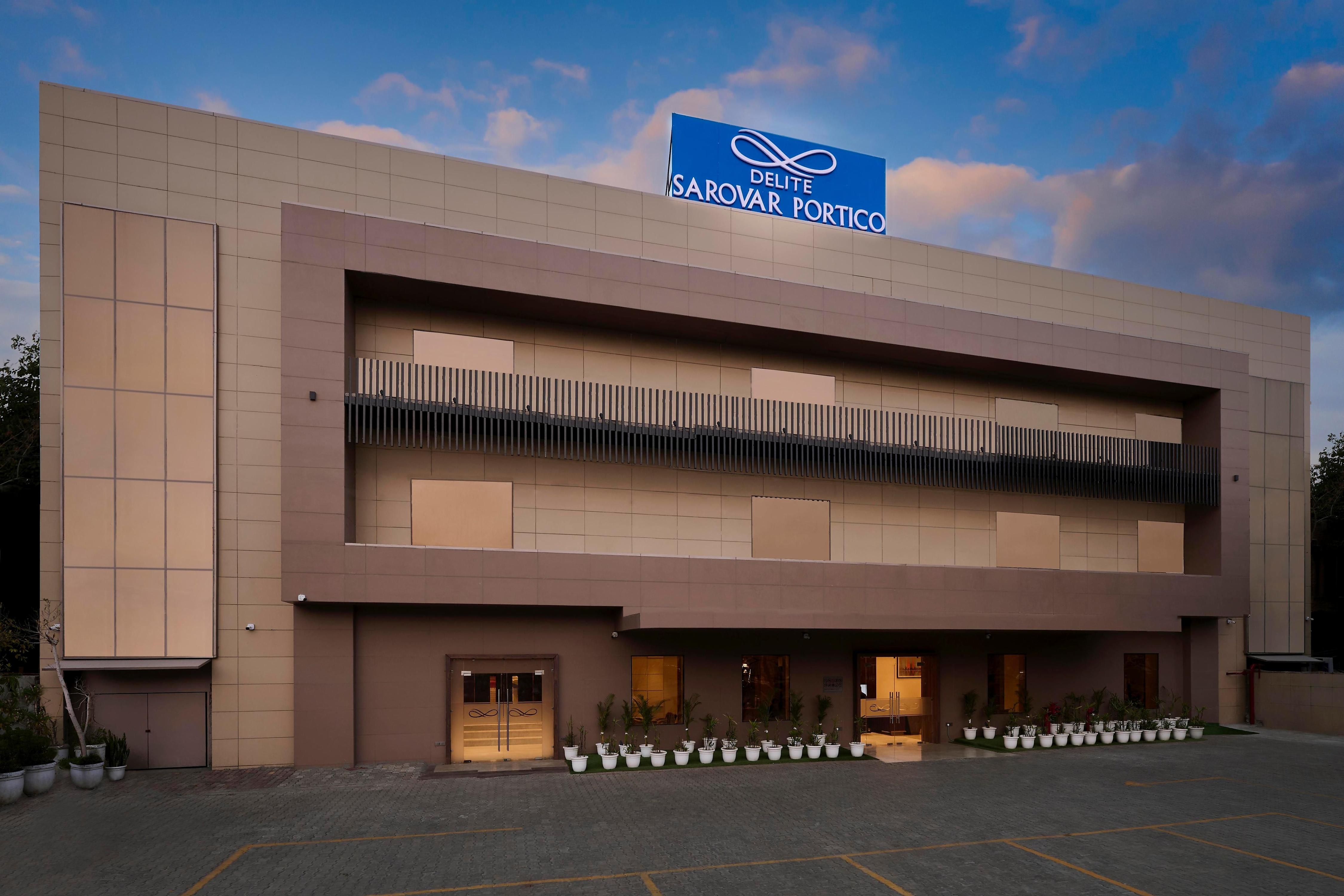Delite Sarovar Portico Faridabad 𝗕𝗢𝗢𝗞 Faridabad Hotel