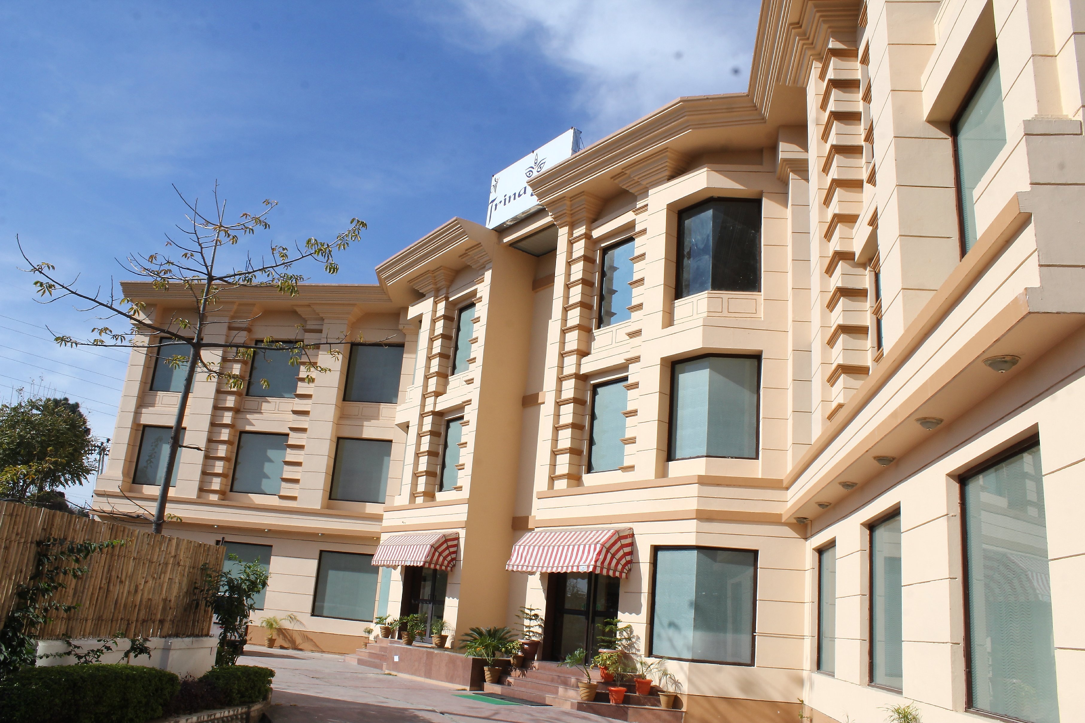 Maa Trinayani Palace 𝗕𝗢𝗢𝗞 Katra Hotel