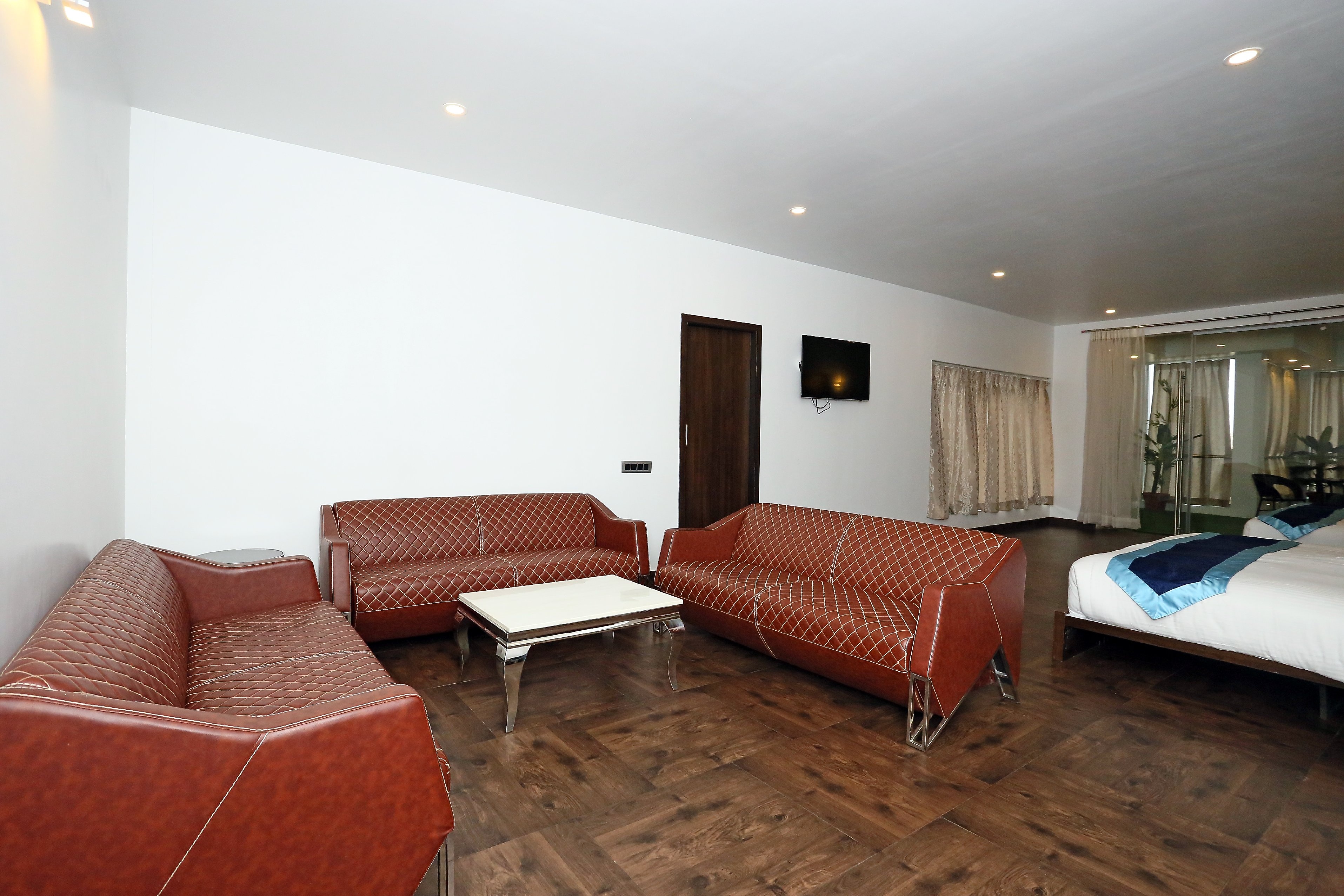 Hotel Silver Leaf Vapi INR 505 OFF ( ̶2̶5̶0̶0̶ ) Hotel Price, Address & Reviews