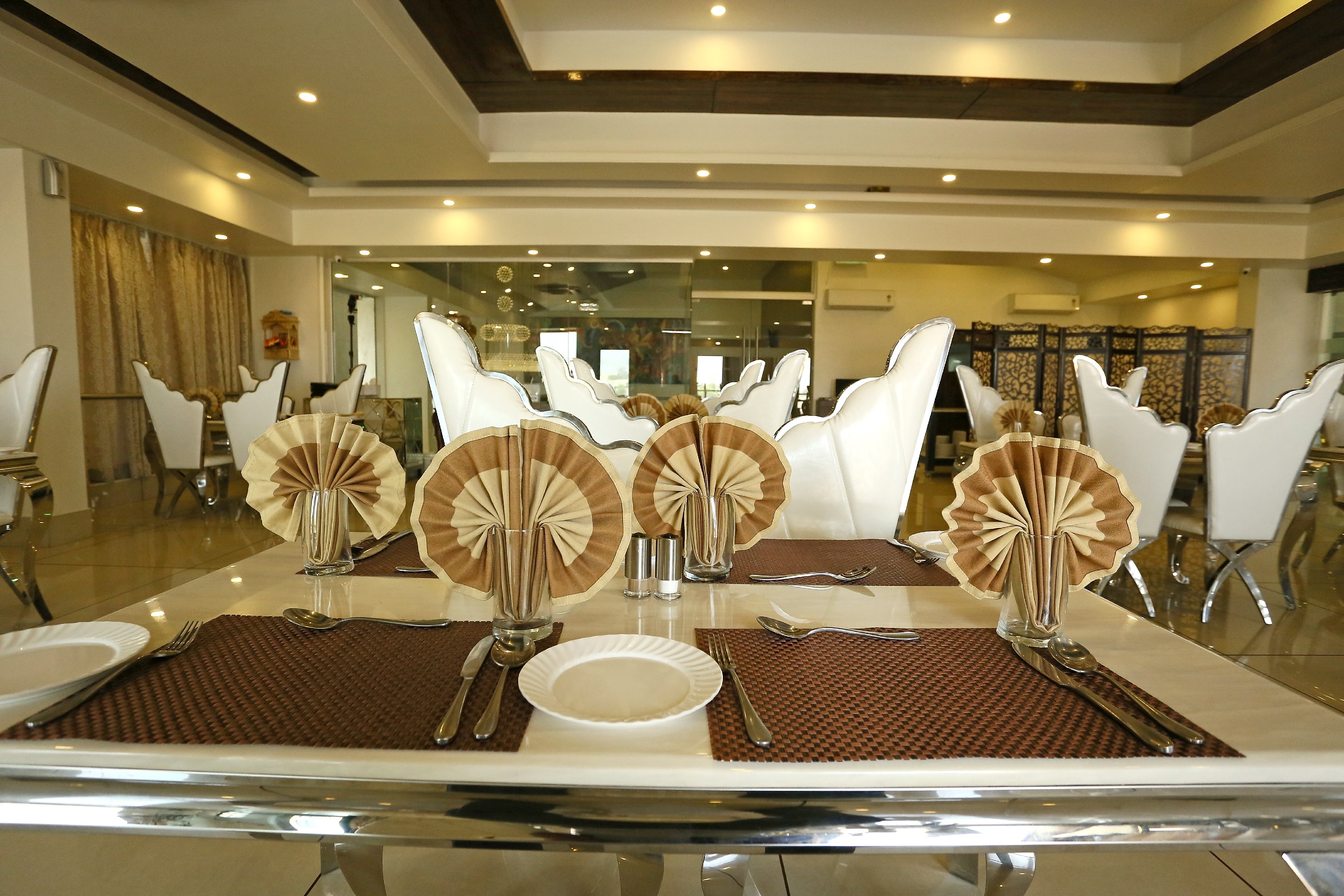 Hotel Silver Leaf Vapi INR 505 OFF ( ̶2̶5̶0̶0̶ ) Hotel Price, Address & Reviews