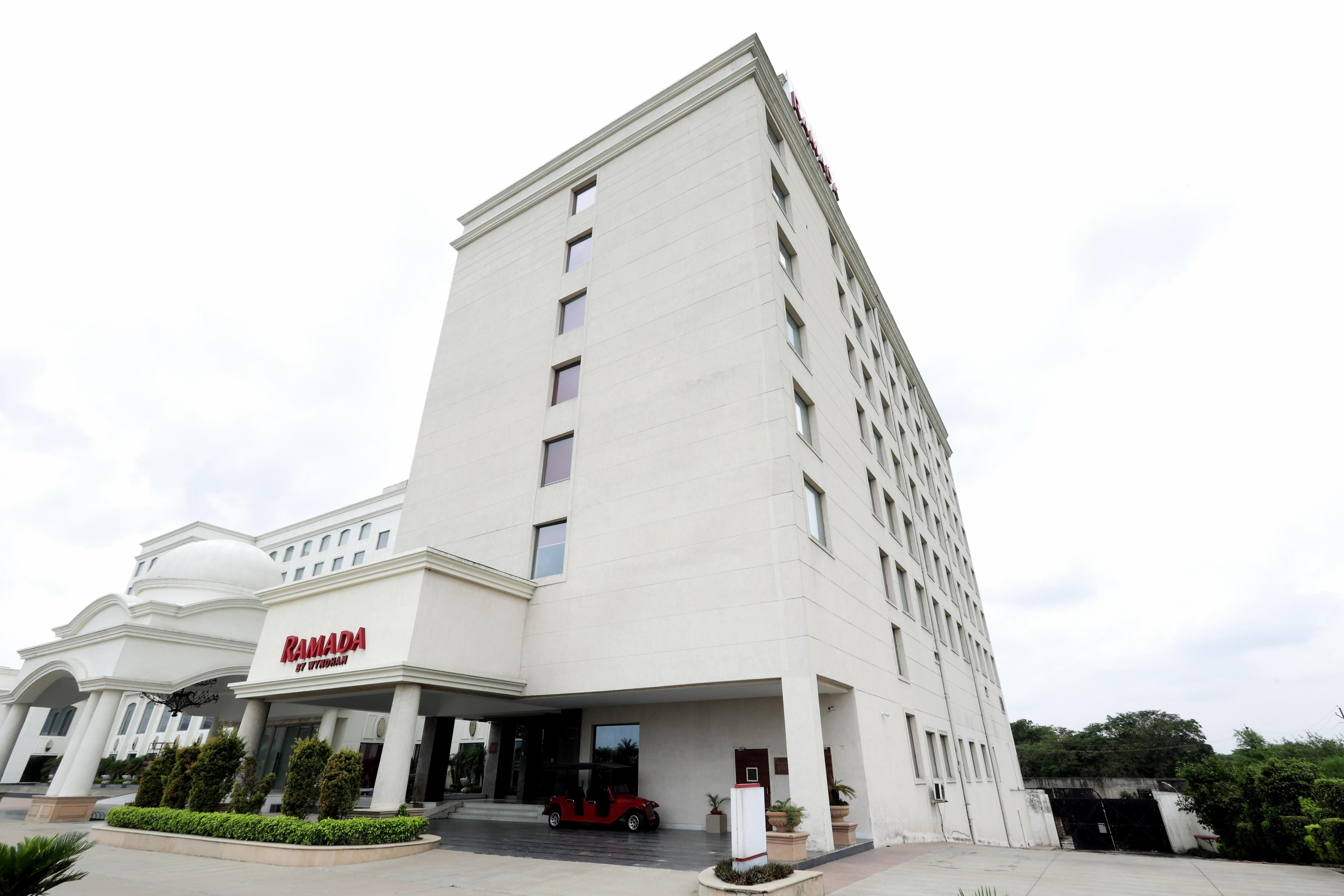 Ramada by Wyndham Lucknow Hotel and Convention Center Lucknow - Reviews ...
