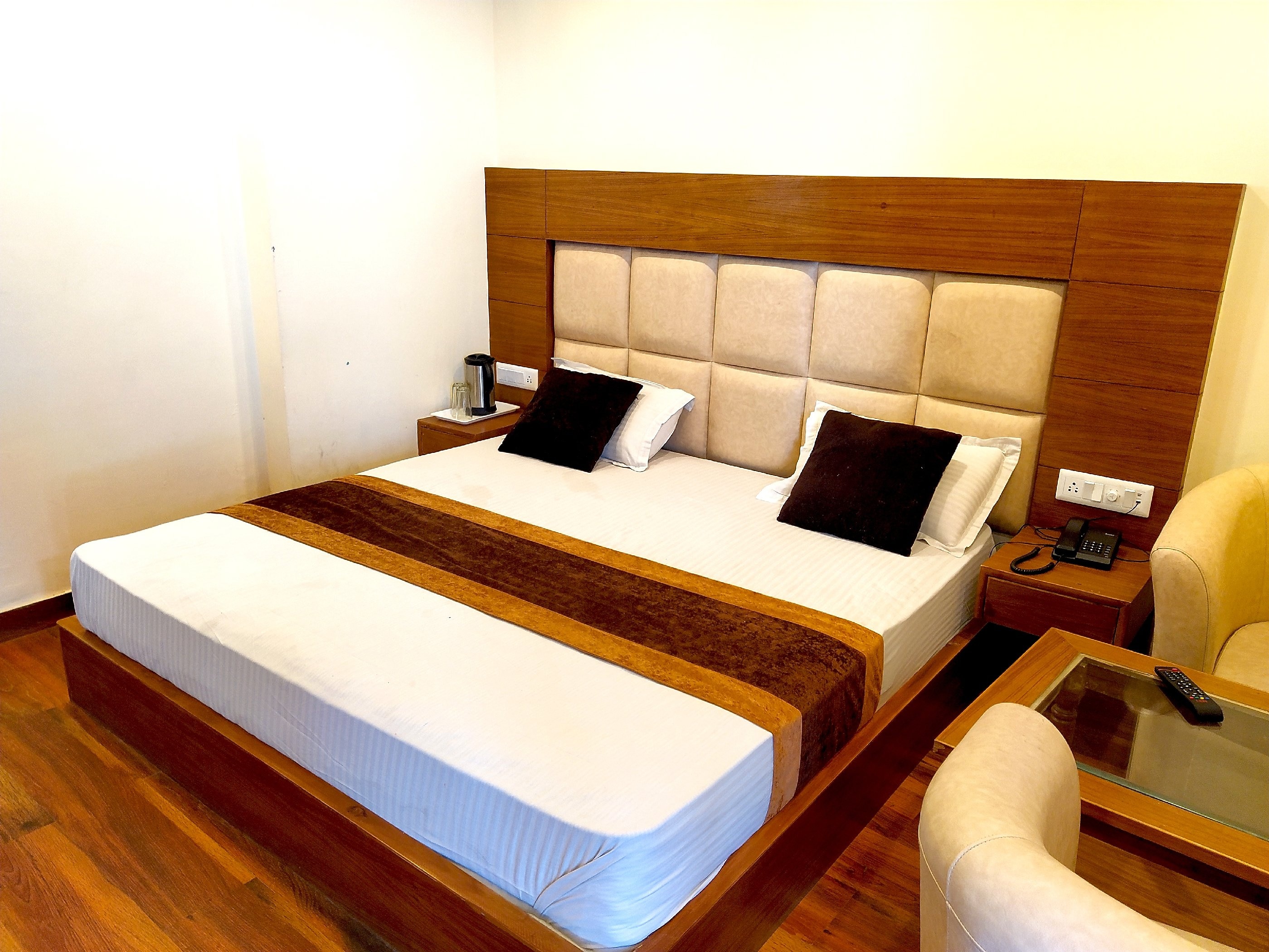 Hotel Samrat | On Mall Road with Complimentary Parking 𝗕𝗢𝗢𝗞 Mussoorie Hotel