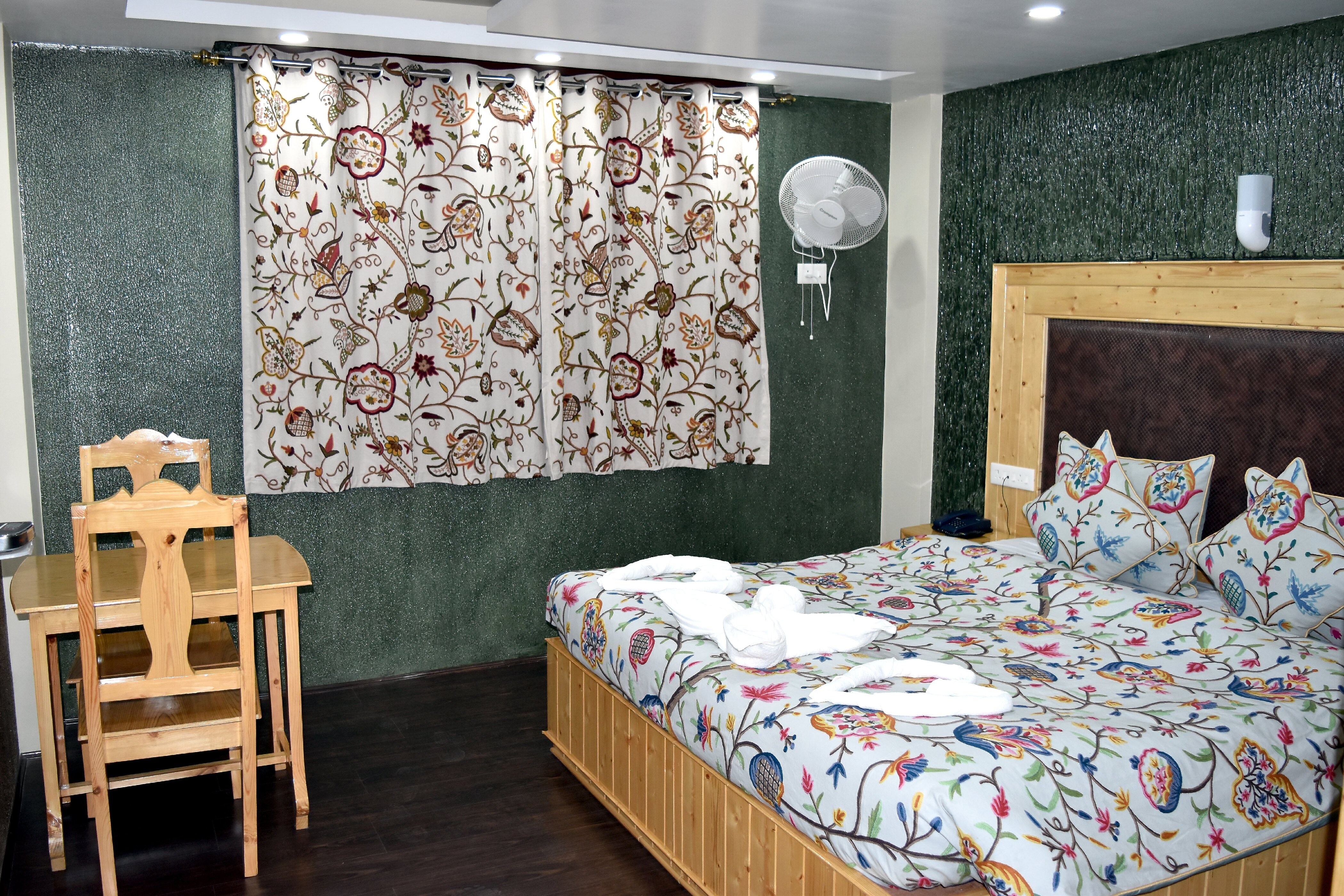 Hotel Holiday Villa 𝗕𝗢𝗢𝗞 Srinagar Hotel 𝘄𝗶𝘁𝗵 𝗙𝗥𝗘𝗘 𝗖𝗮𝗻𝗰𝗲𝗹𝗹𝗮𝘁𝗶𝗼𝗻