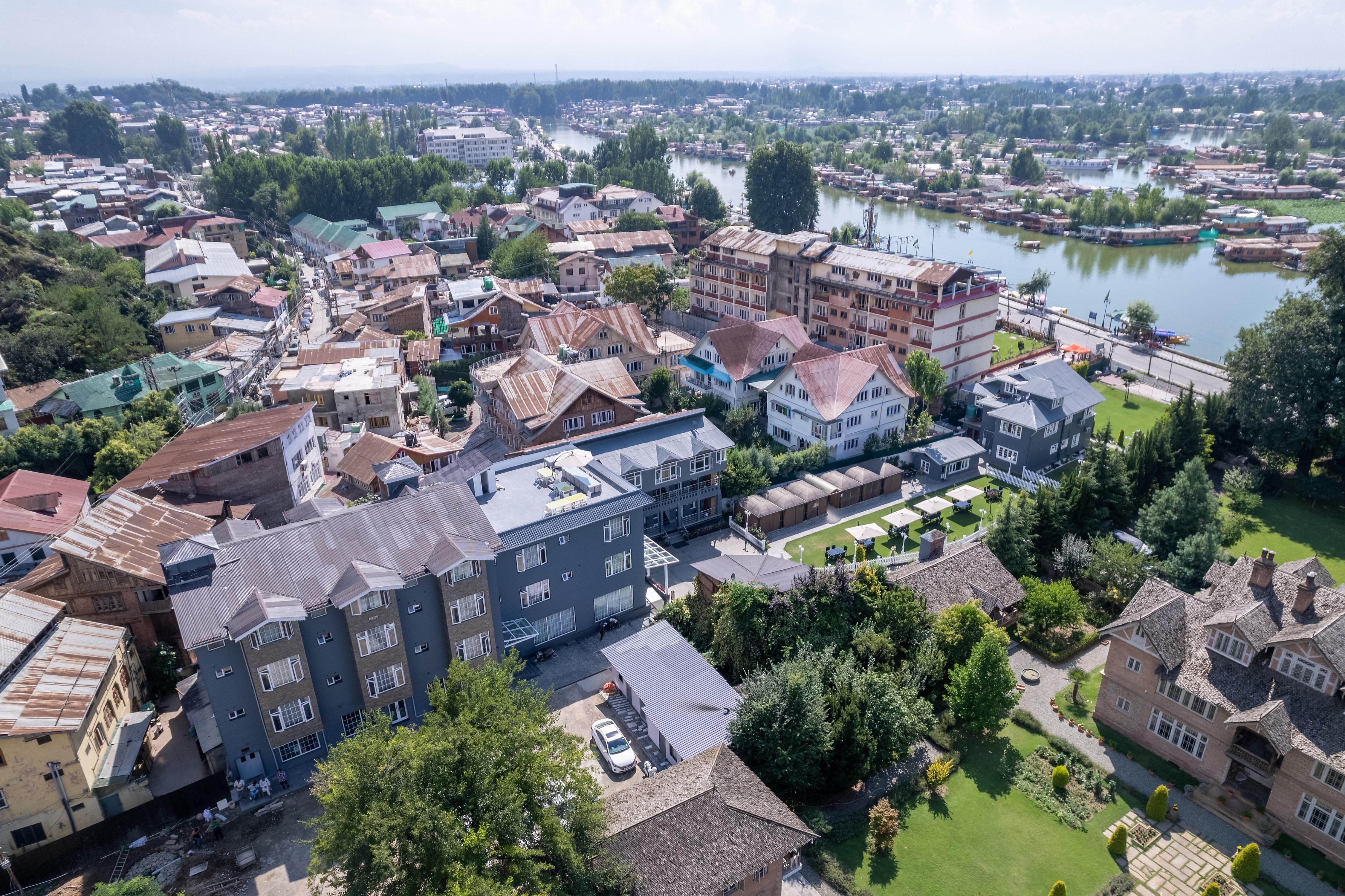 Hotel Grand Boulevard - Dal Lake View 𝗕𝗢𝗢𝗞 Srinagar Hotel