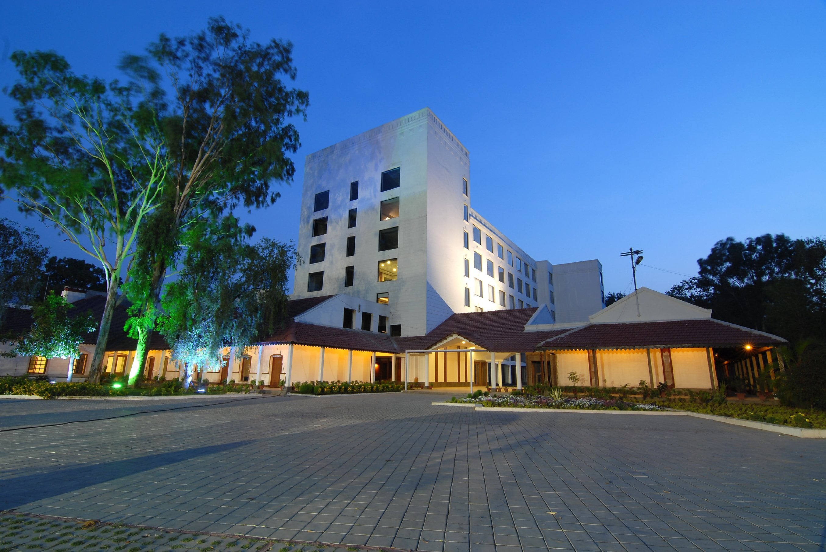 CHANAKYA BNR HOTEL 𝗕𝗢𝗢𝗞 Ranchi Hotel